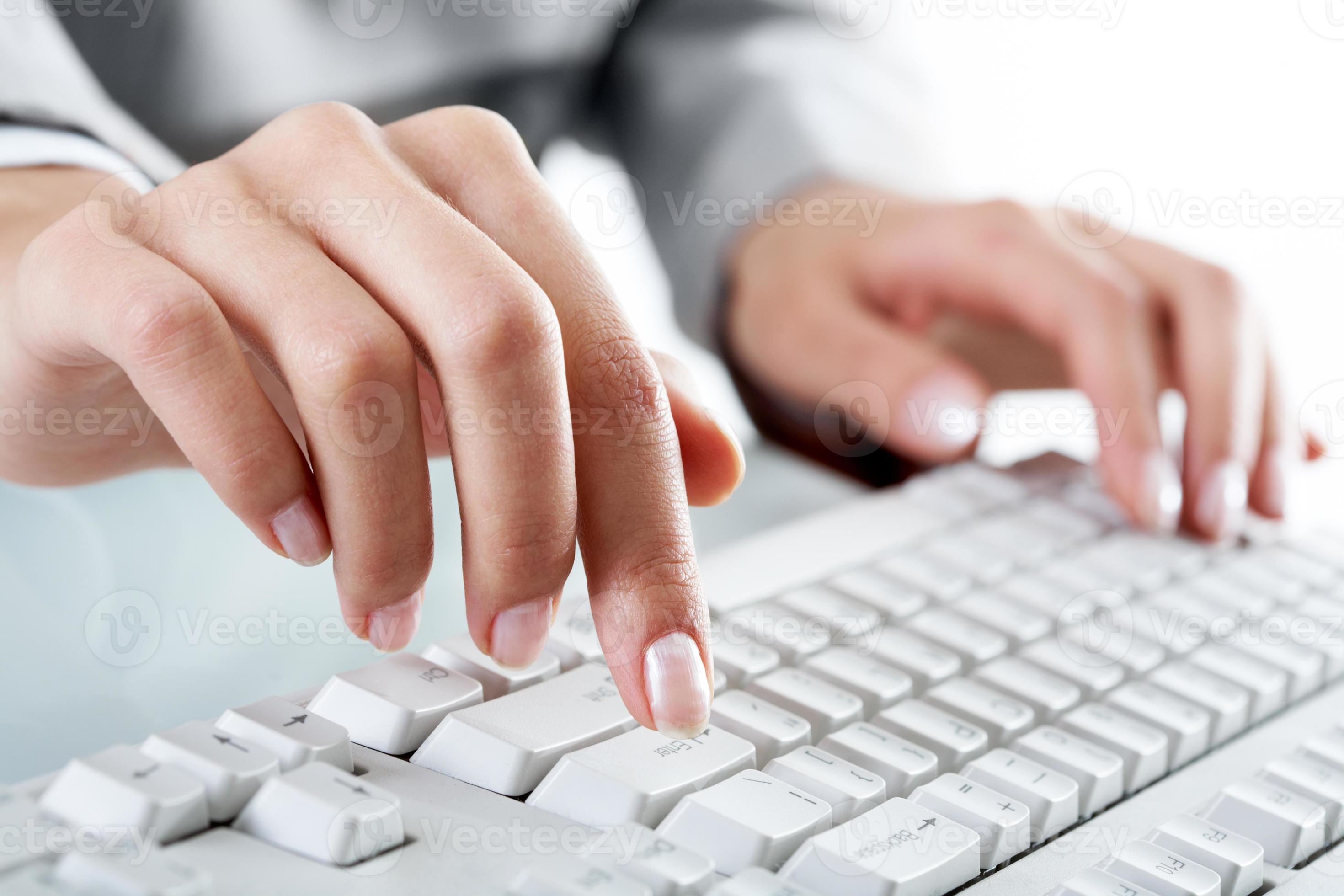 Typing hand 895748 Stock Photo at Vecteezy