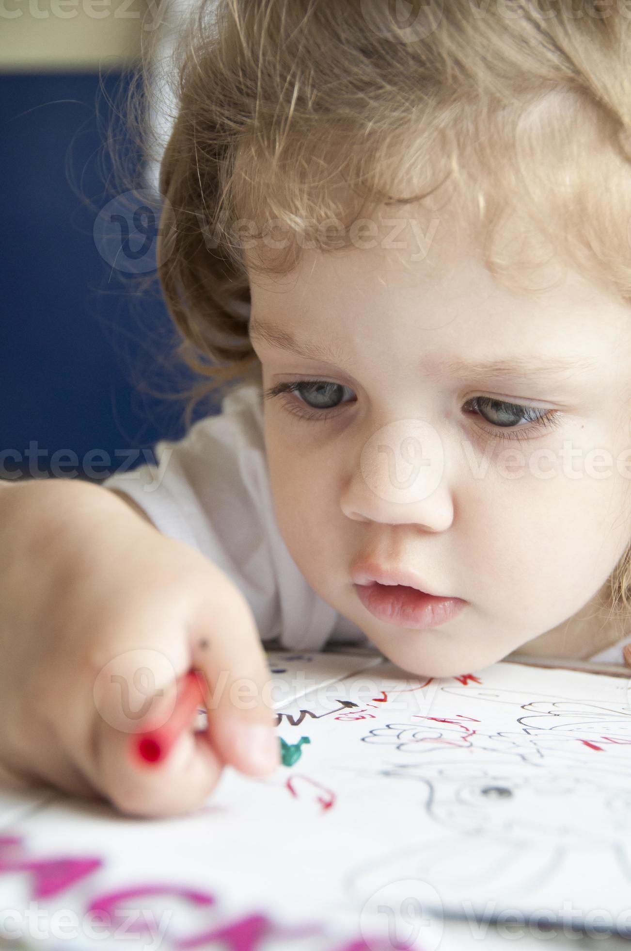 Girl Draws A Pencil On Sheet Of Paper 919393 Stock Photo At Vecteezy girl-draws-a-pencil-on-sheet-of-paper-919393-stock-photo-at-vecteezy