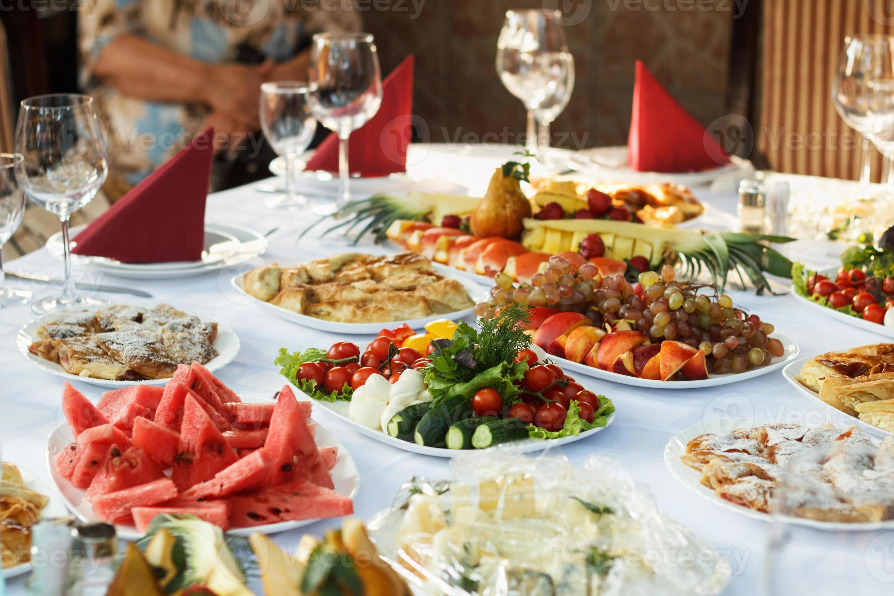 Celebrar La Mesa Del Banquete Con Comida 926693 Foto De Stock En Vecteezy celebrar-la-mesa-del-banquete-con-comida-926693-foto-de-stock-en-vecteezy