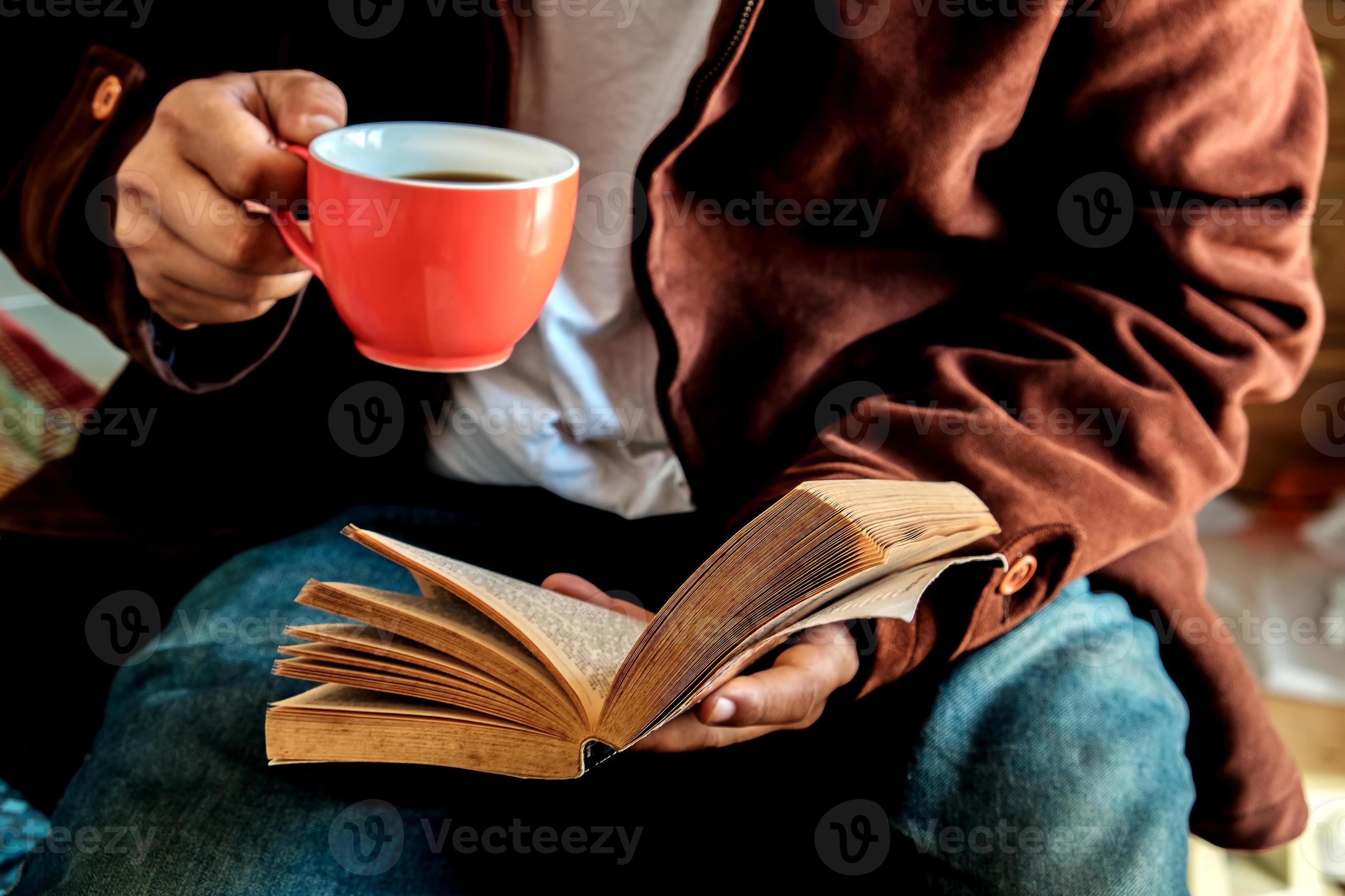 Hombre tomando un café y leyendo un libro. 1115837 Foto de stock en ... Hombre tomando un café y leyendo un libro. 1115837 Foto de stock en ...