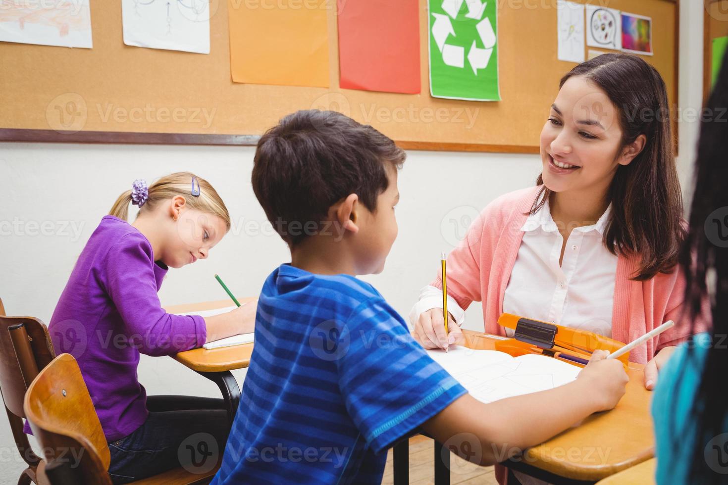 Maestra Feliz Ayudando A Sus Alumnos 1242898 Foto De Stock En Vecteezy
