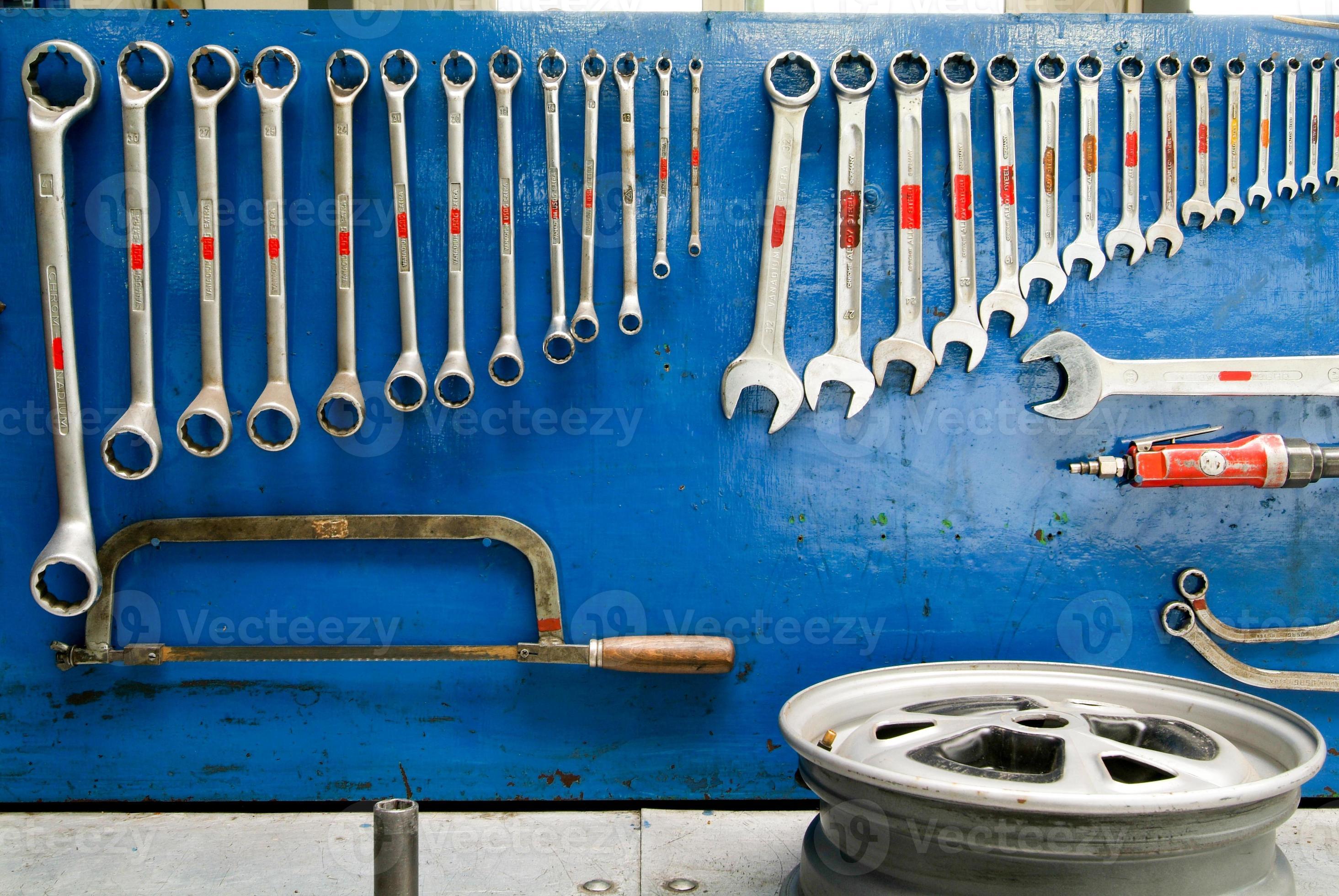 Garage tools 1317719 Stock Photo at Vecteezy