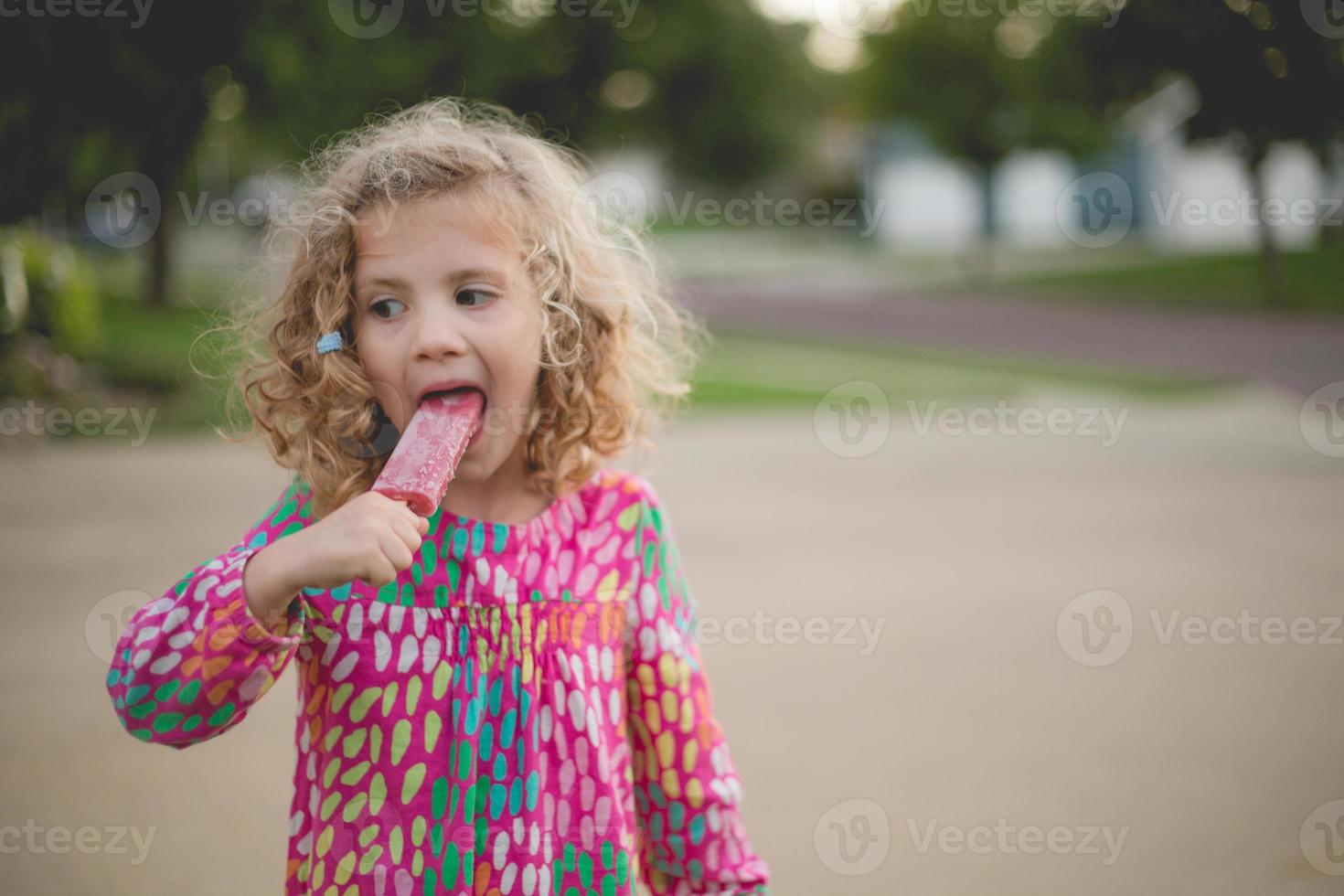 Niña Comiendo Paleta 1422588 Foto De Stock En Vecteezy