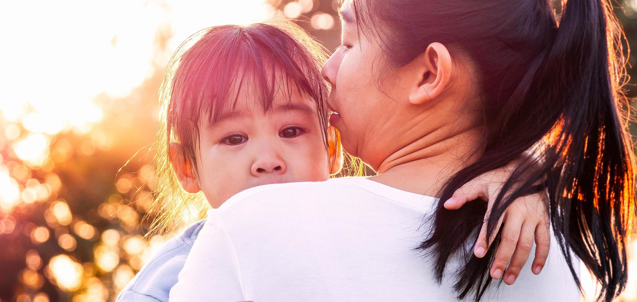 Madre Consolando A Su Niña Llorando En El Parque Concepto De