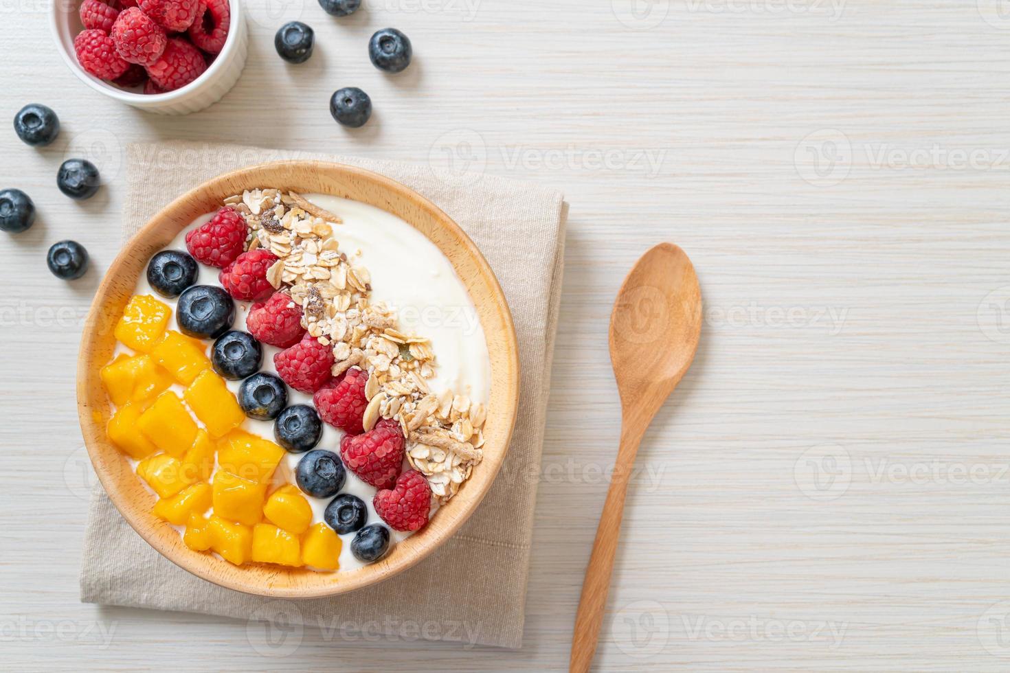 tazón de yogur casero con frambuesa, arándano, mango y granola - estilo ... tazón de yogur casero con frambuesa, arándano, mango y granola - estilo ...