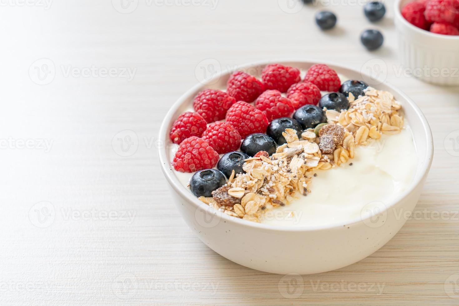 tazón de yogur casero con frambuesa, arándano y granola - estilo de ... tazón de yogur casero con frambuesa, arándano y granola - estilo de ...