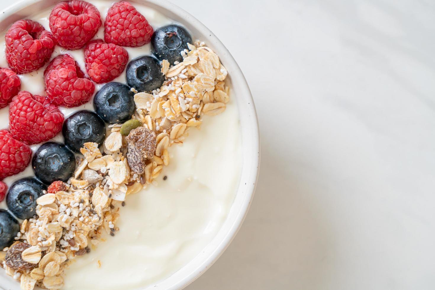 tazón de yogur casero con frambuesa, arándano y granola - estilo de ... tazón de yogur casero con frambuesa, arándano y granola - estilo de ...