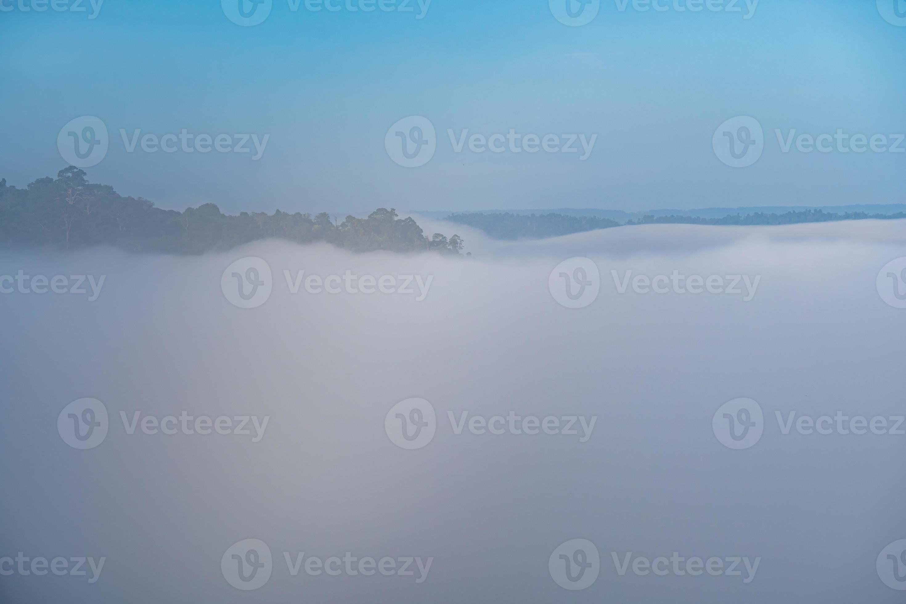 fenomenos naturales. El arco de niebla o arco iris blanco se produce por encima de la niebla ...