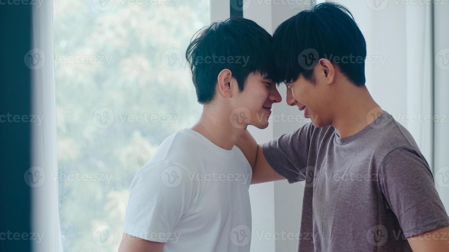 Pareja Gay Asiática De Pie Y Abrazándose Cerca De La Ventana En Casa