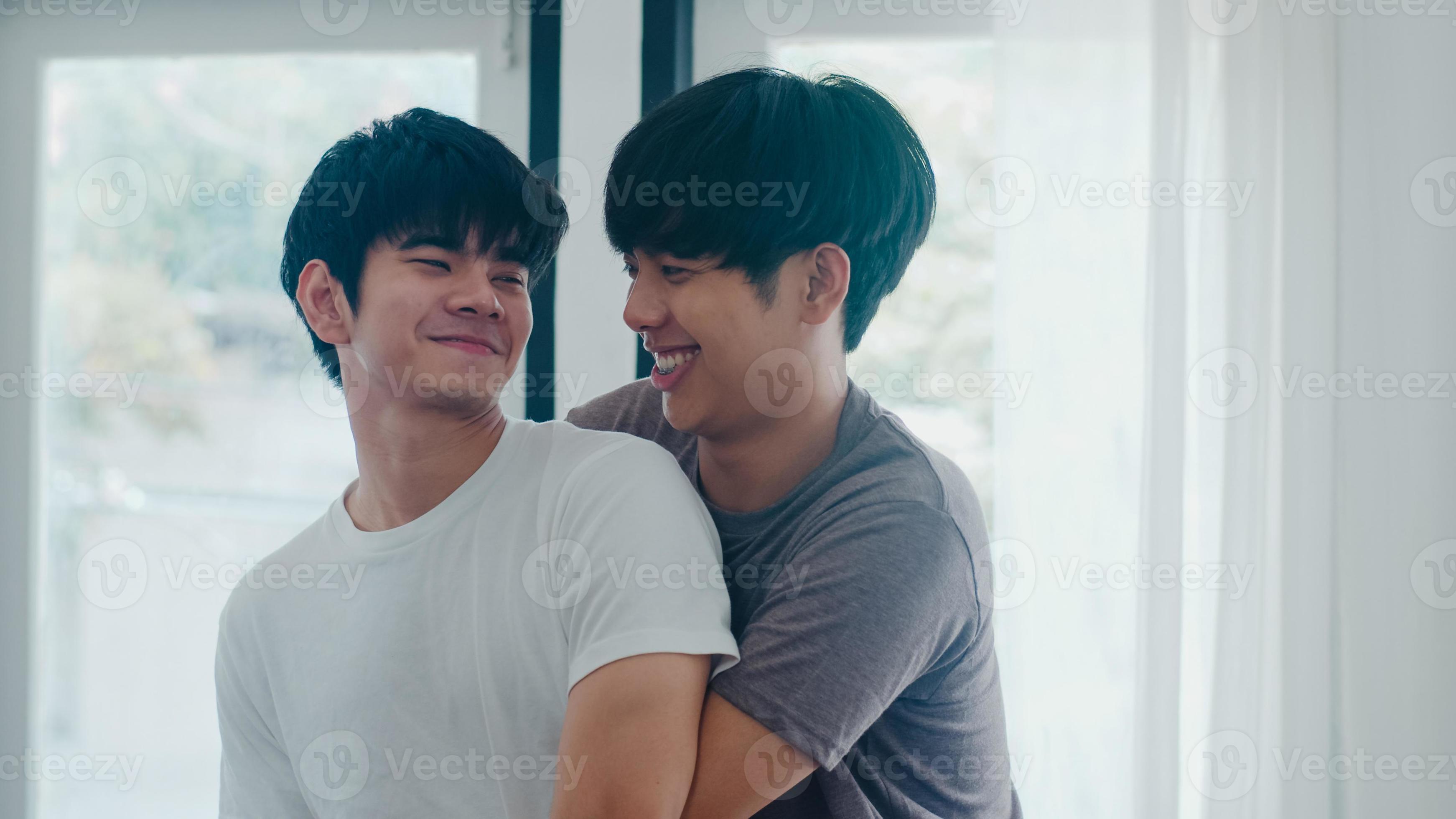 Pareja Gay Asiática De Pie Y Abrazándose Cerca De La Ventana En Casa