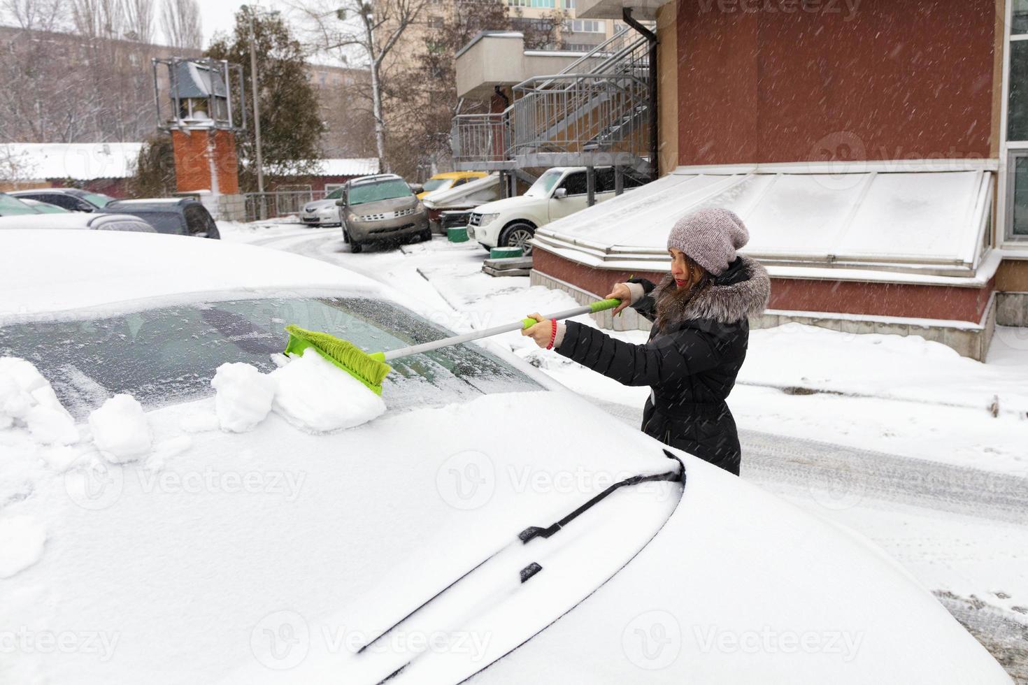 Young woman cleans snow from the surface of her car. 4708023 Stock ...