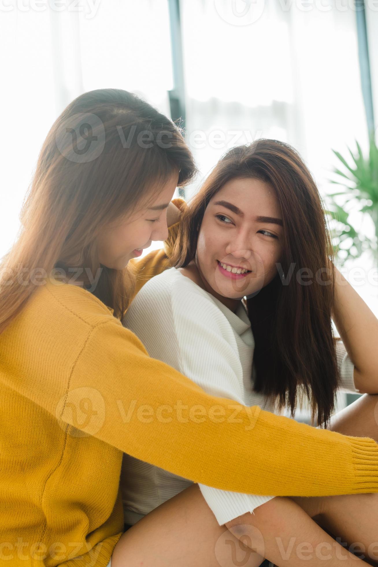 Hermosas Mujeres Asiáticas Jóvenes Lesbianas Lgbt Pareja Feliz Sentada