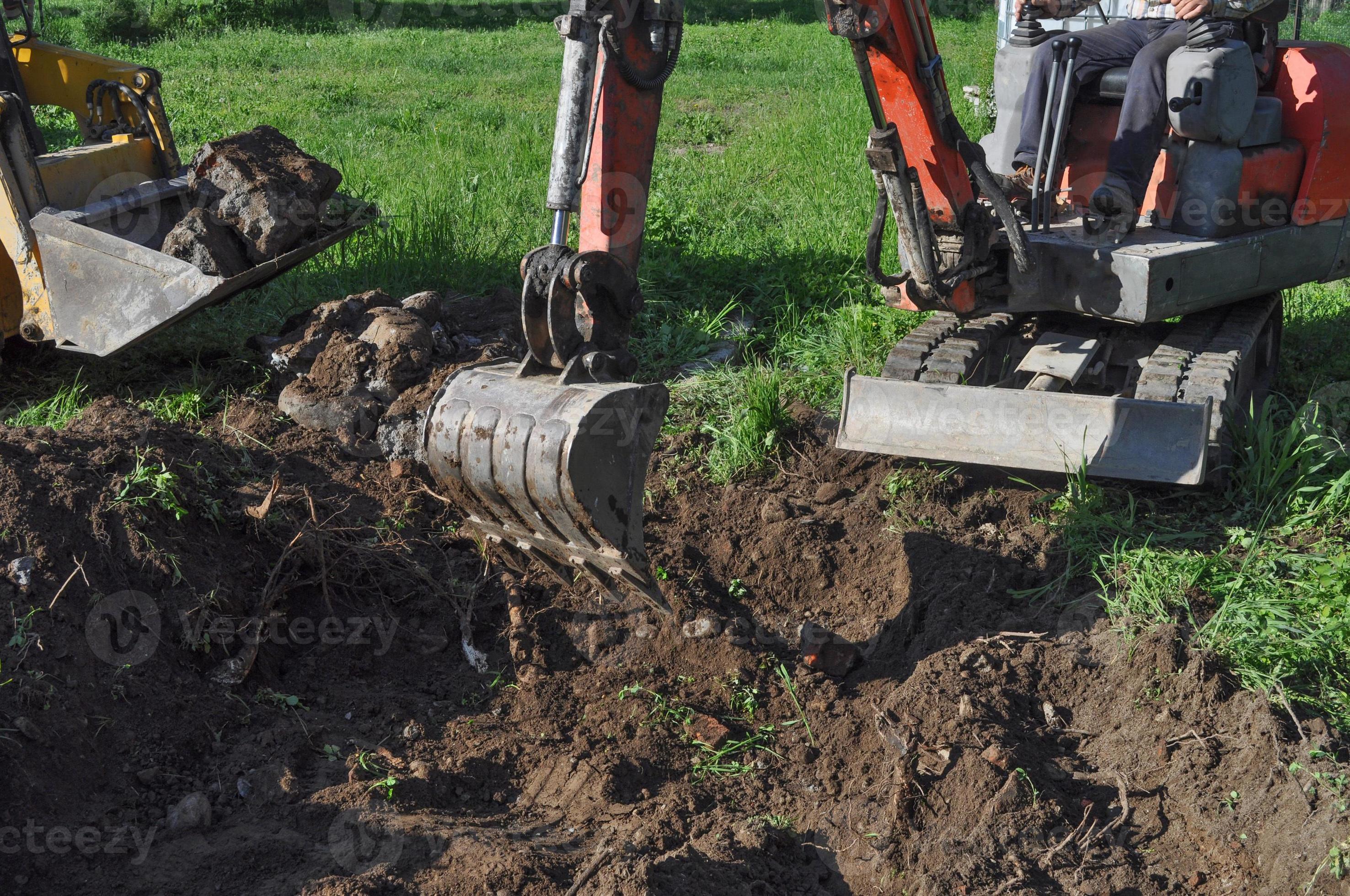 Excavator digging a hole 5194131 Stock Photo at Vecteezy
