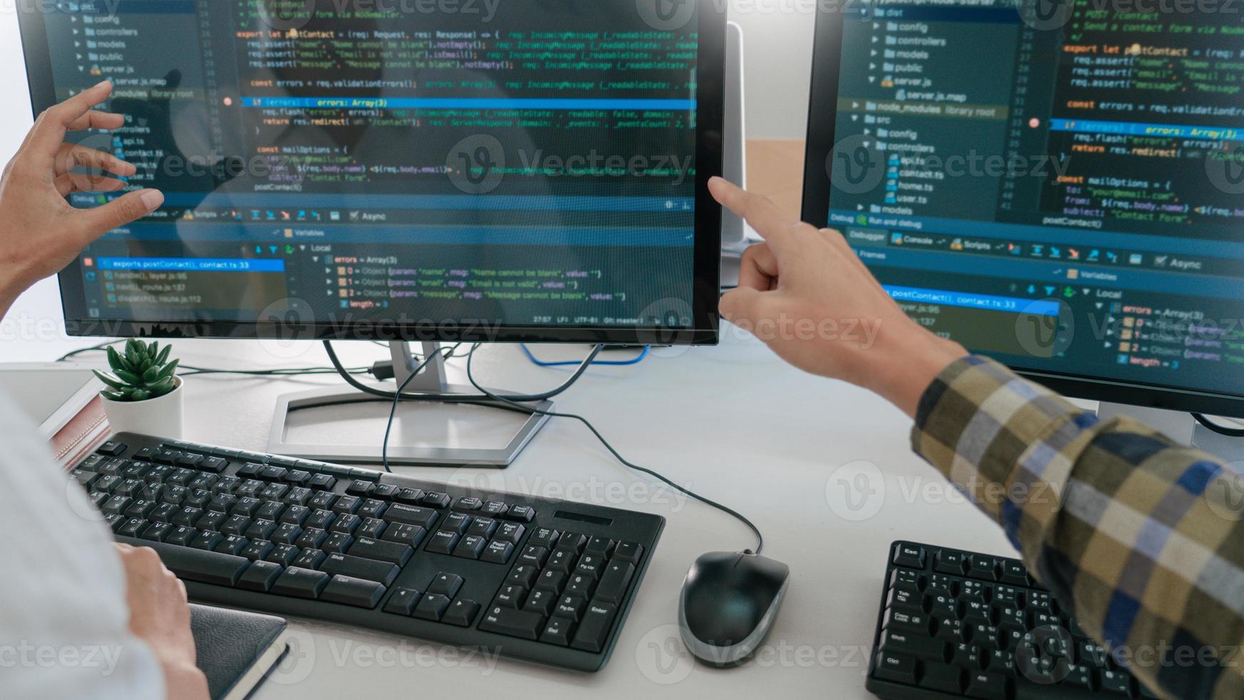 jóvenes programadores de inicio sentados en escritorios trabajando en la pantalla de las ...