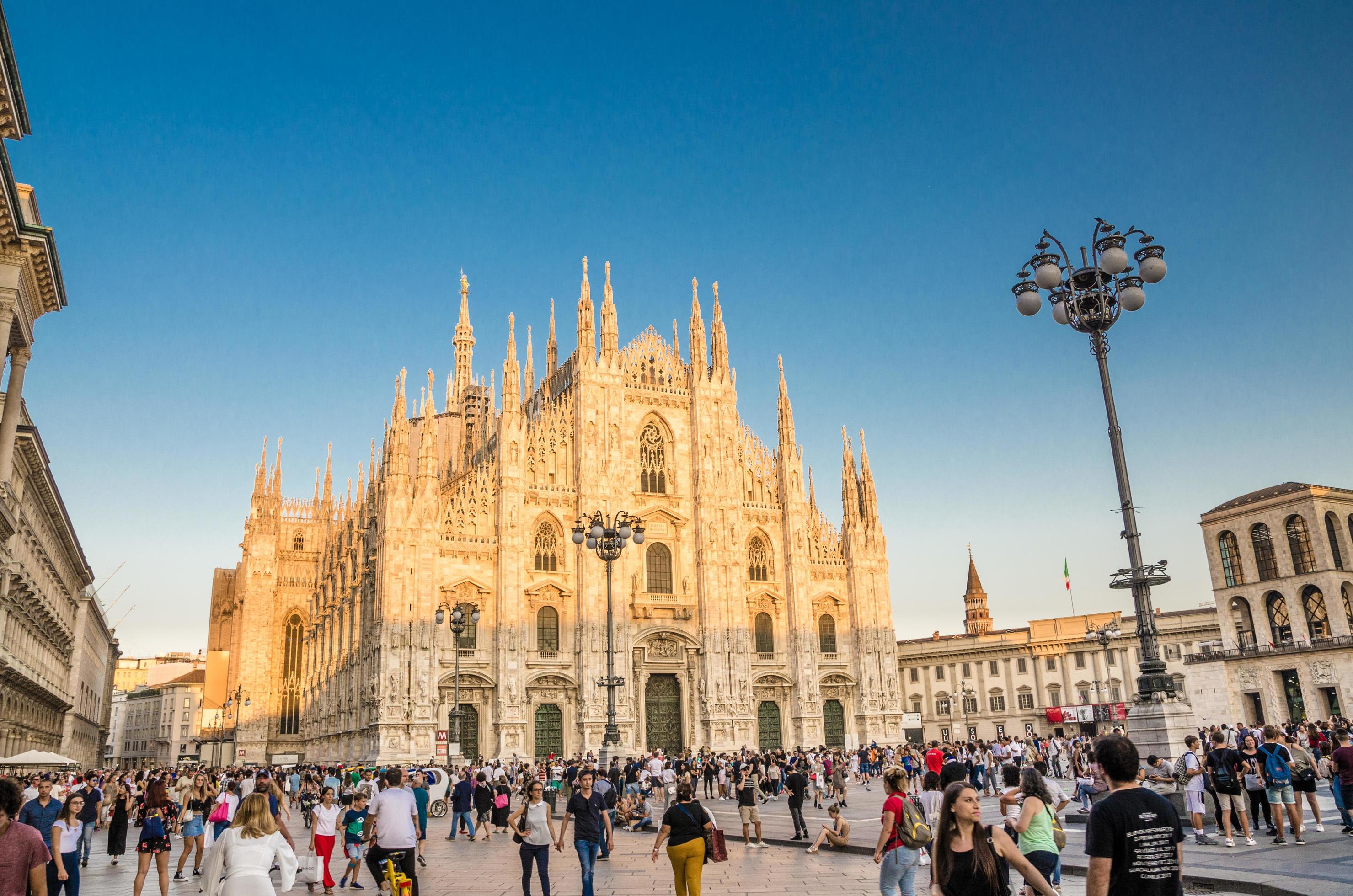 Milan, Italy, September 9, 2018 Duomo di Milano cathedral on Piazza del ... Milan, Italy, September 9, 2018 Duomo di Milano cathedral on Piazza del ...