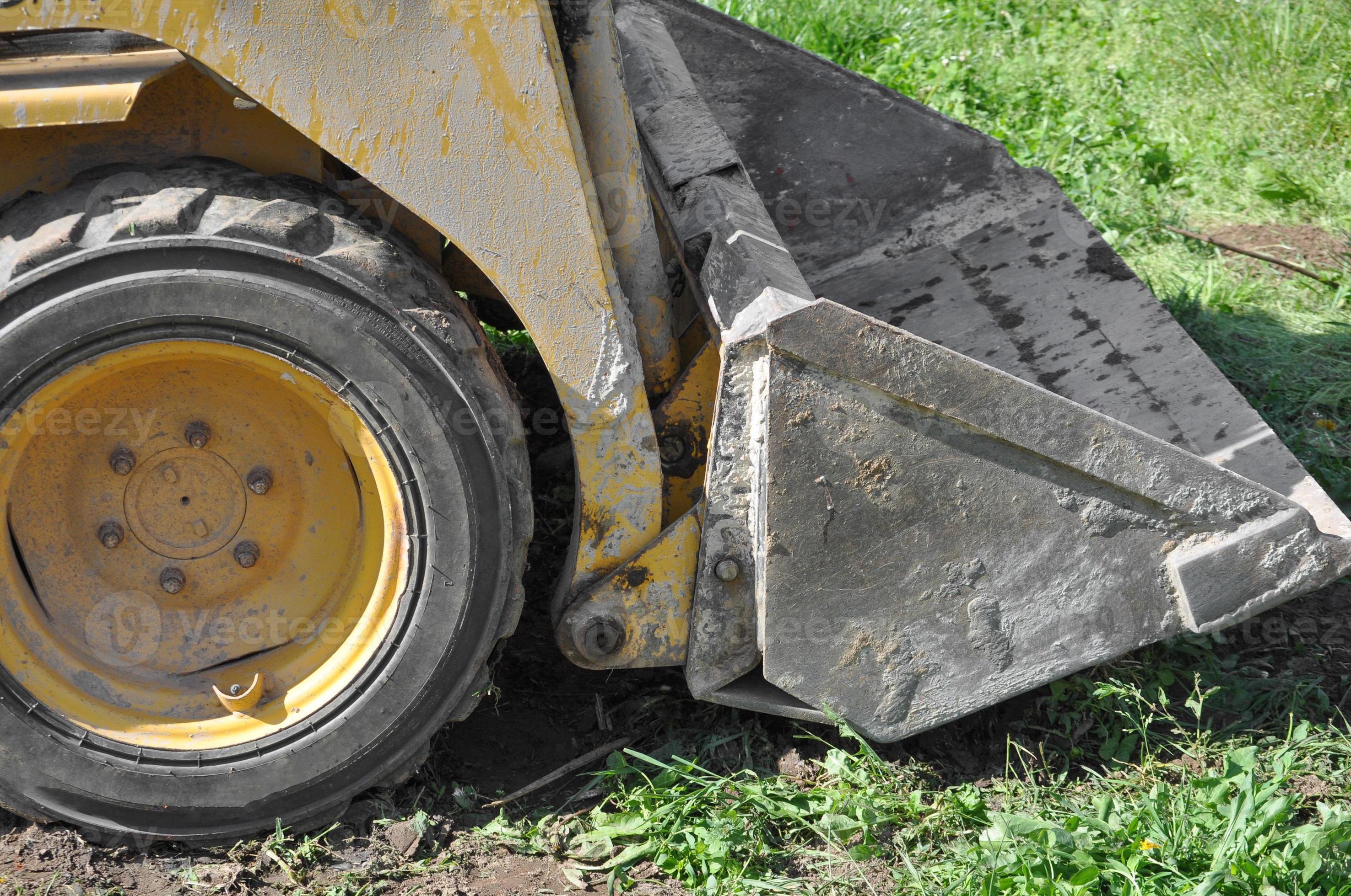 Excavator digging a hole 6480905 Stock Photo at Vecteezy