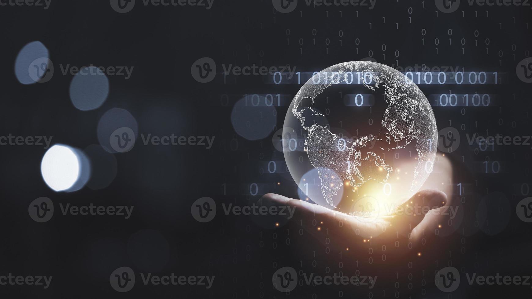 mano sosteniendo virtual con número binario cero y uno para el concepto ...
