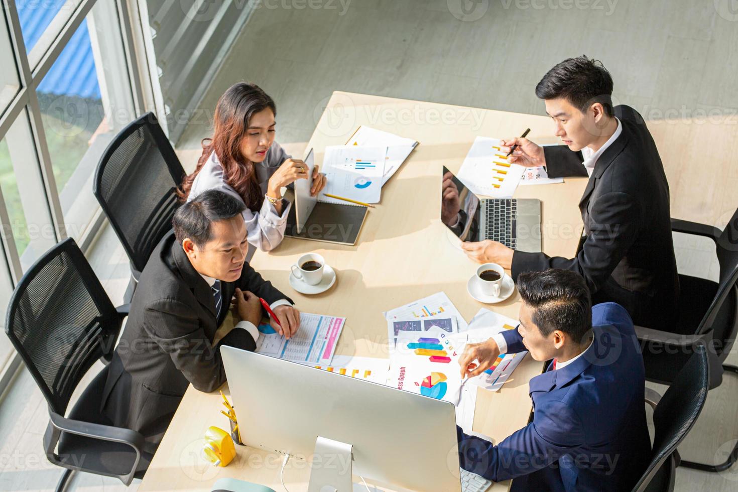 Vista Superior De Un Grupo De Personas Ocupadas Multiétnicas Que Trabajan En Una Oficina Vista
