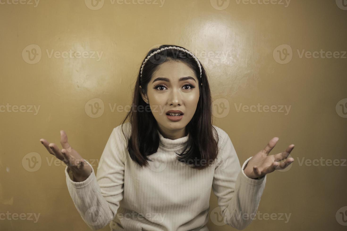 Confuse gesture of Asian beautiful girl with a white shirt. 7352917 ...