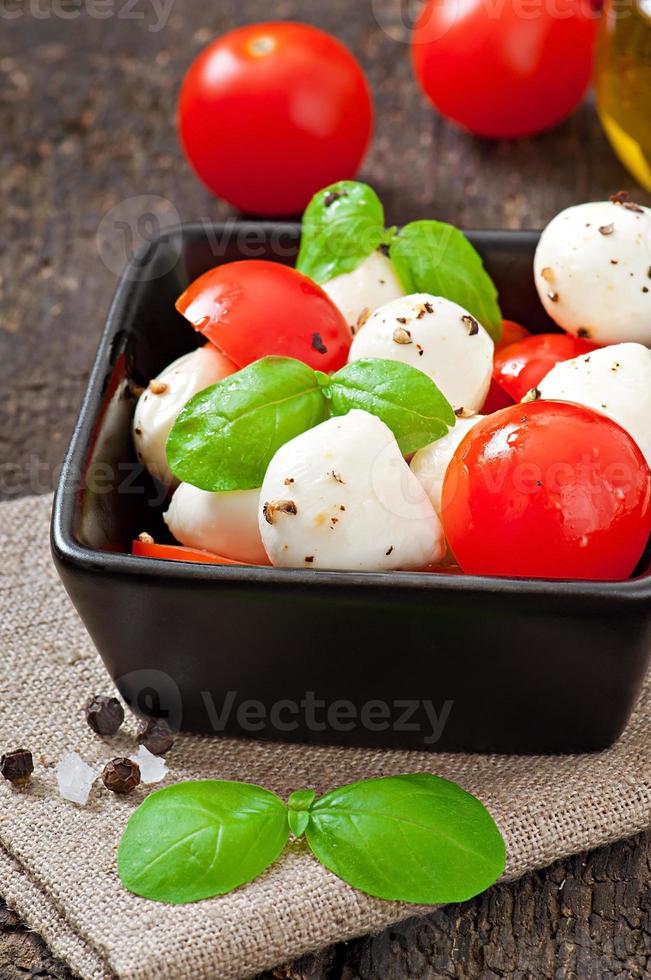 Ensalada Fresca Con Tomates Cherry Albahaca Mozzarella Y Aceitunas