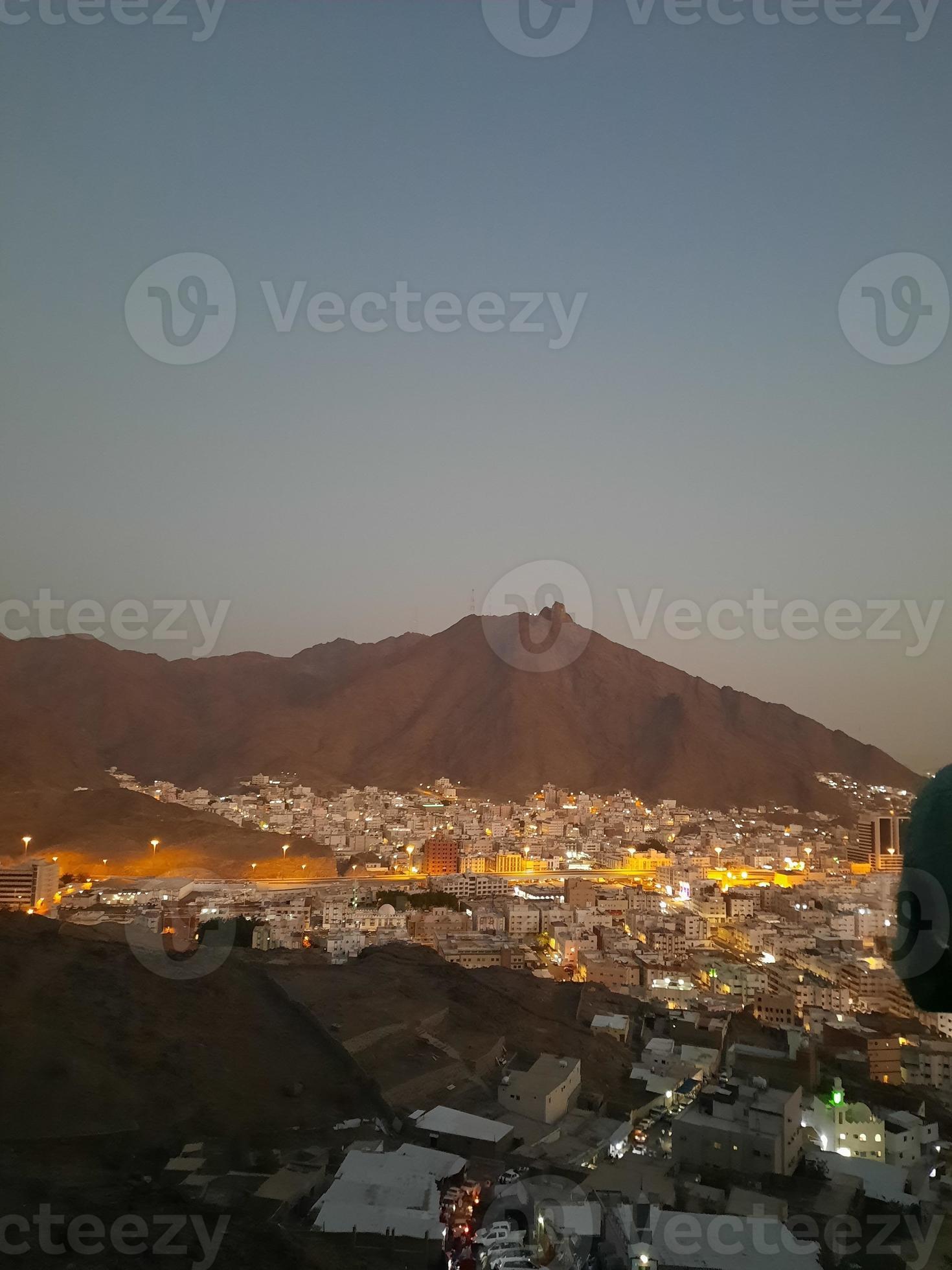 hermosa vista de la montaña jabal al noor en la meca. La cueva de hira ... hermosa vista de la montaña jabal al noor en la meca. La cueva de hira ...