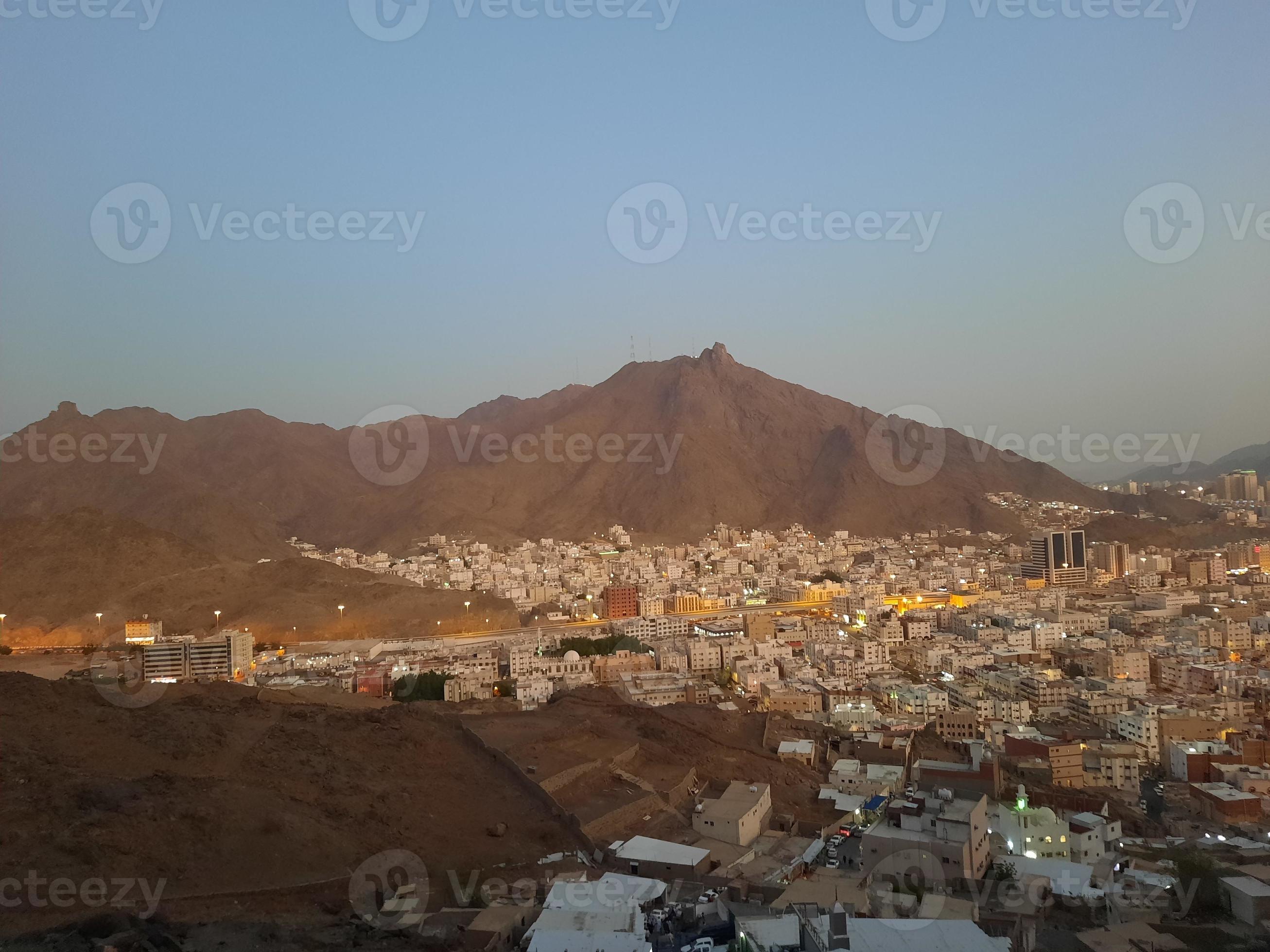 hermosa vista de la montaña jabal al noor en la meca. La cueva de hira ... hermosa vista de la montaña jabal al noor en la meca. La cueva de hira ...