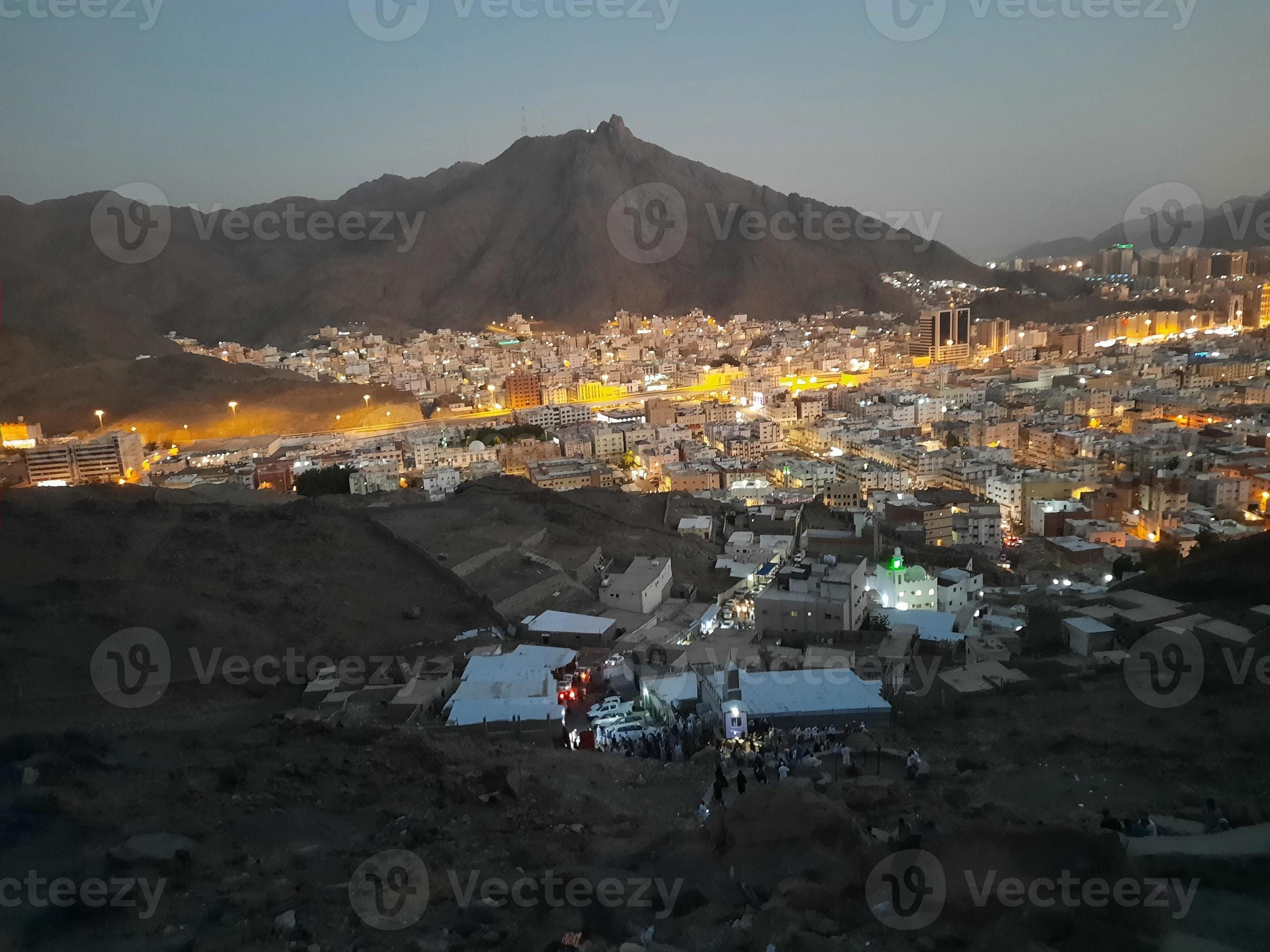 hermosa vista de la montaña jabal al noor en la meca. La cueva de hira ... hermosa vista de la montaña jabal al noor en la meca. La cueva de hira ...