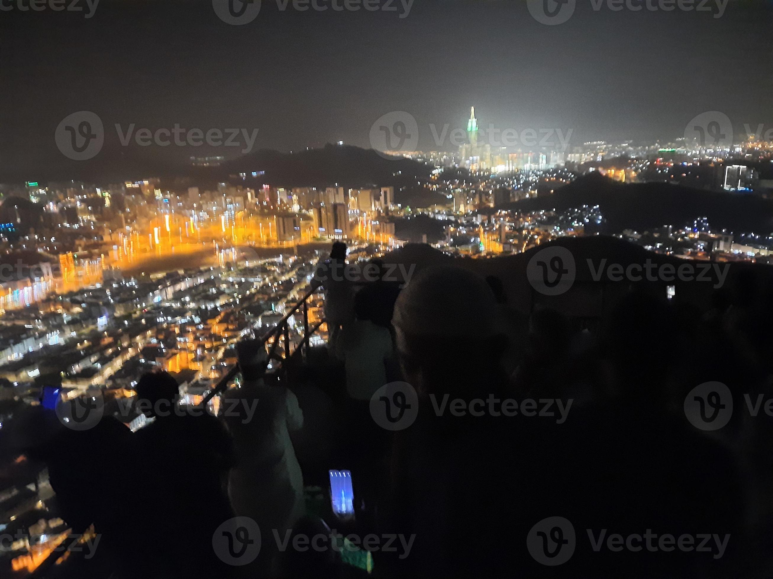 hermosa vista de la montaña jabal al noor en la meca. La cueva de hira ... hermosa vista de la montaña jabal al noor en la meca. La cueva de hira ...
