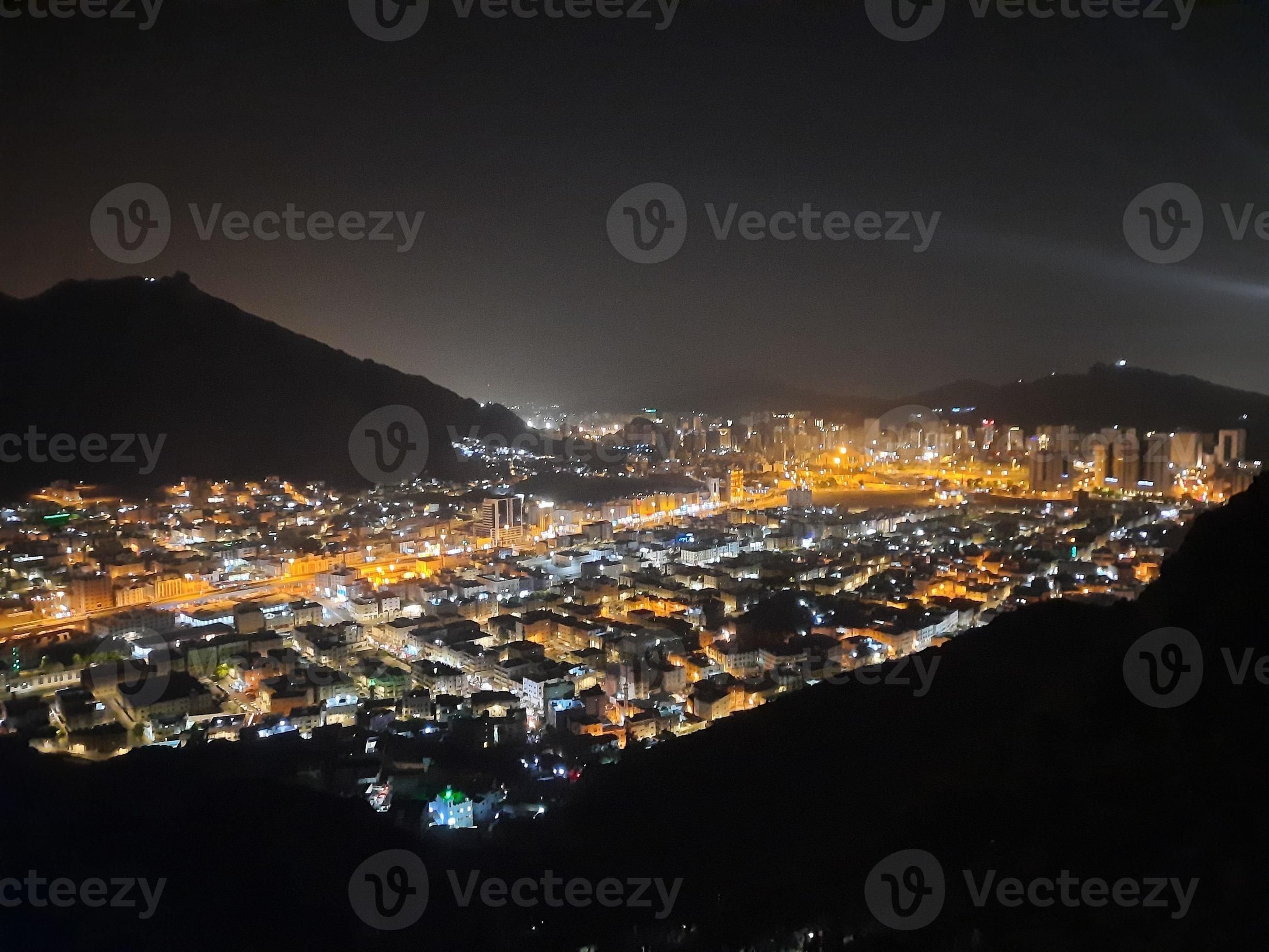 hermosa vista de la montaña jabal al noor en la meca. La cueva de hira ... hermosa vista de la montaña jabal al noor en la meca. La cueva de hira ...