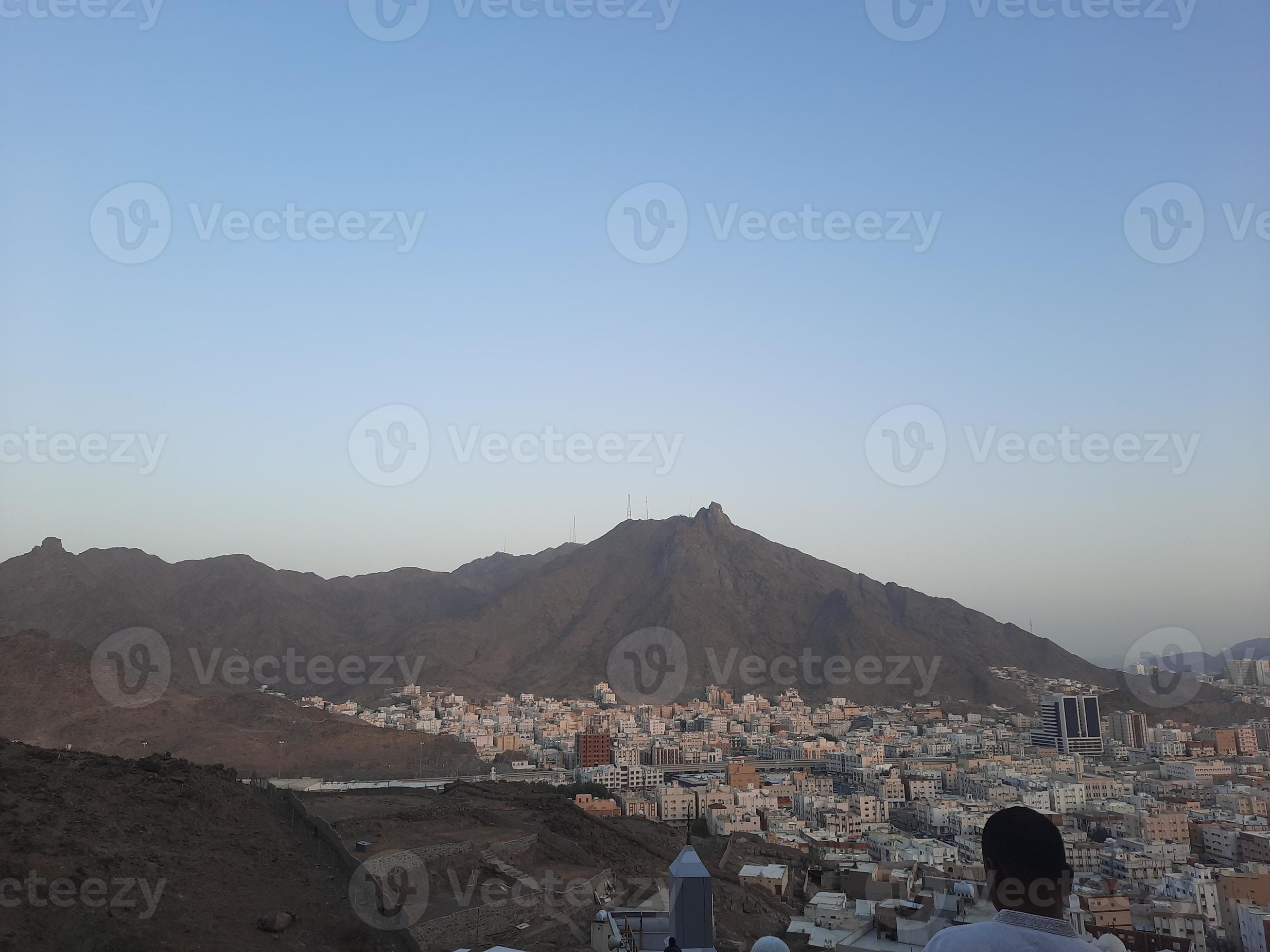 hermosa vista de la montaña jabal al noor en la meca. La cueva de hira ... hermosa vista de la montaña jabal al noor en la meca. La cueva de hira ...