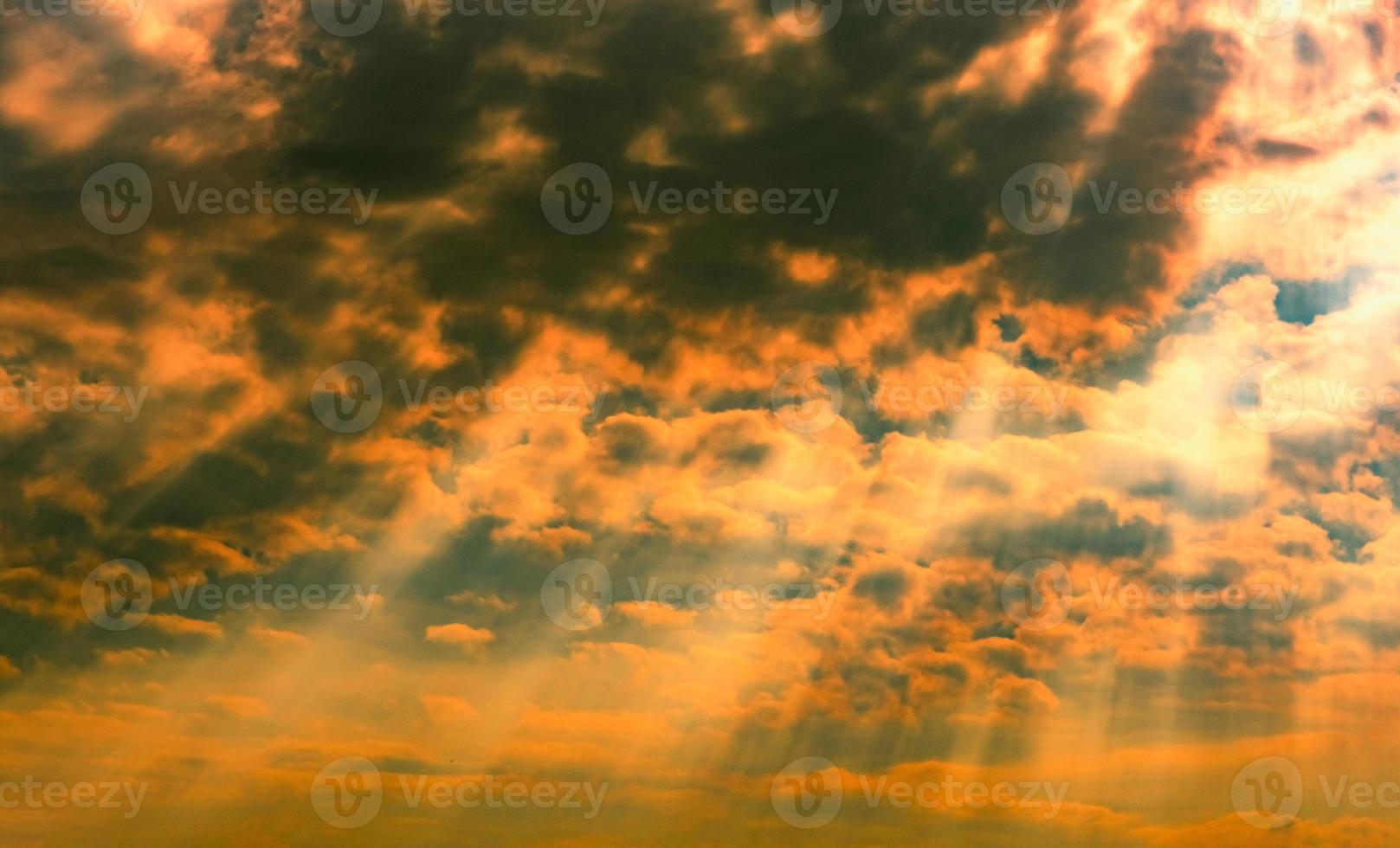 dios luz. espectacular cielo nublado oscuro con rayo de sol. rayos de ... dios luz. espectacular cielo nublado oscuro con rayo de sol. rayos de ...