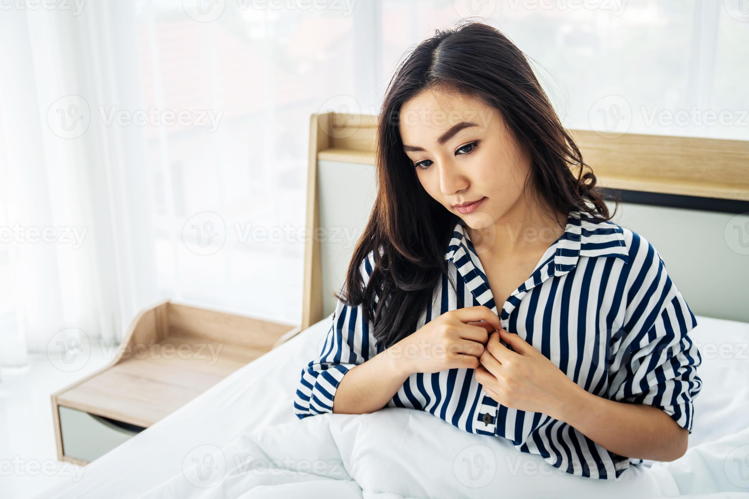 Imágenes De Mujeres Jóvenes Que Van A Quitarse Las Camisas Comenzando A Quitarse Los Botones