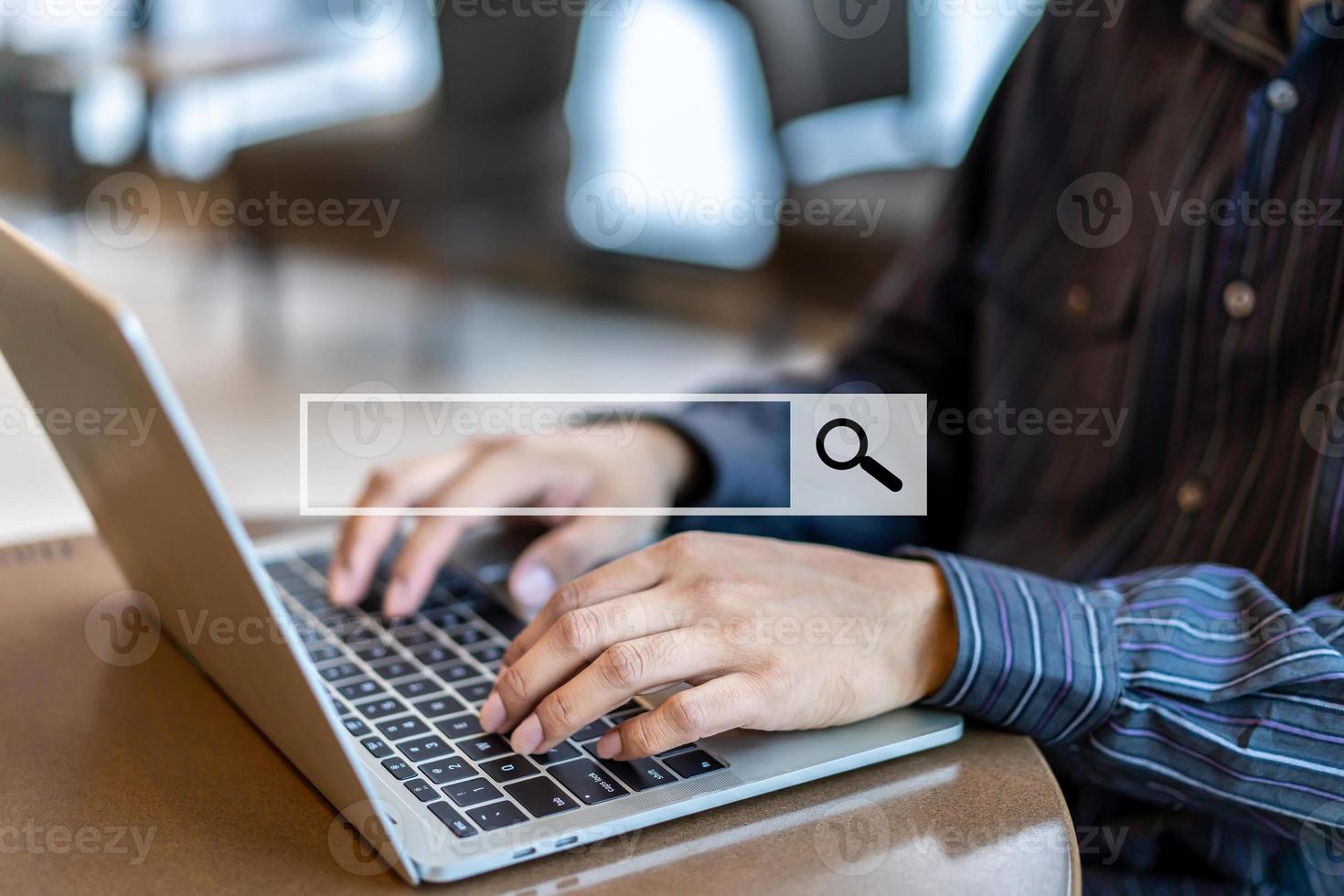 optimización de motores de búsqueda de tecnología de búsqueda de datos. manos de personas que ...