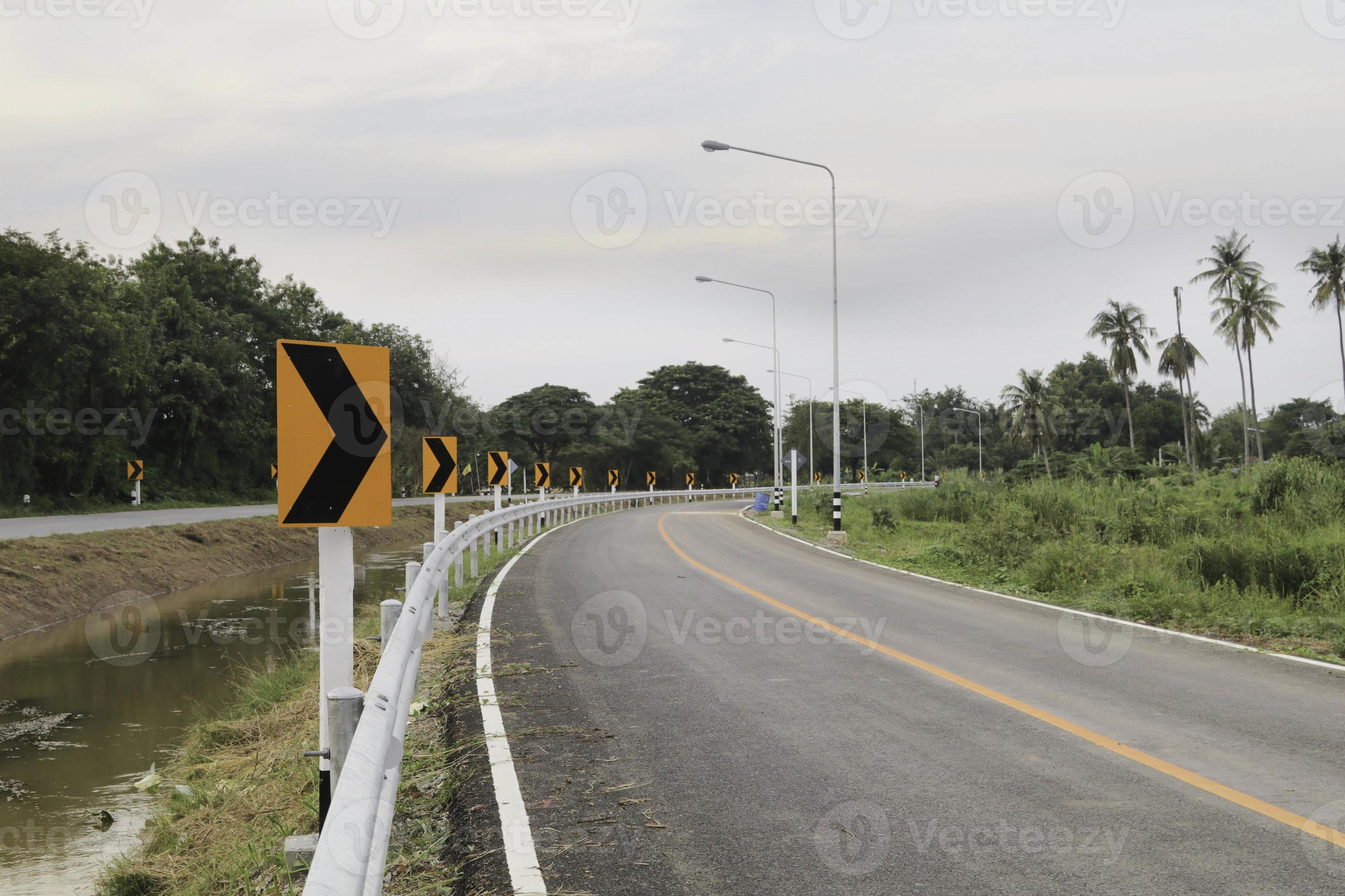 Turn left with a sign for driving, be careful of curves and slow speeds ...