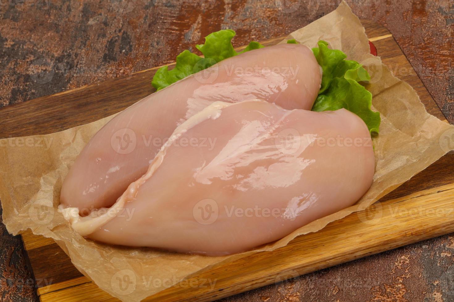 pechuga de pollo cruda lista para cocinar 8890178 Foto de stock en Vecteezy