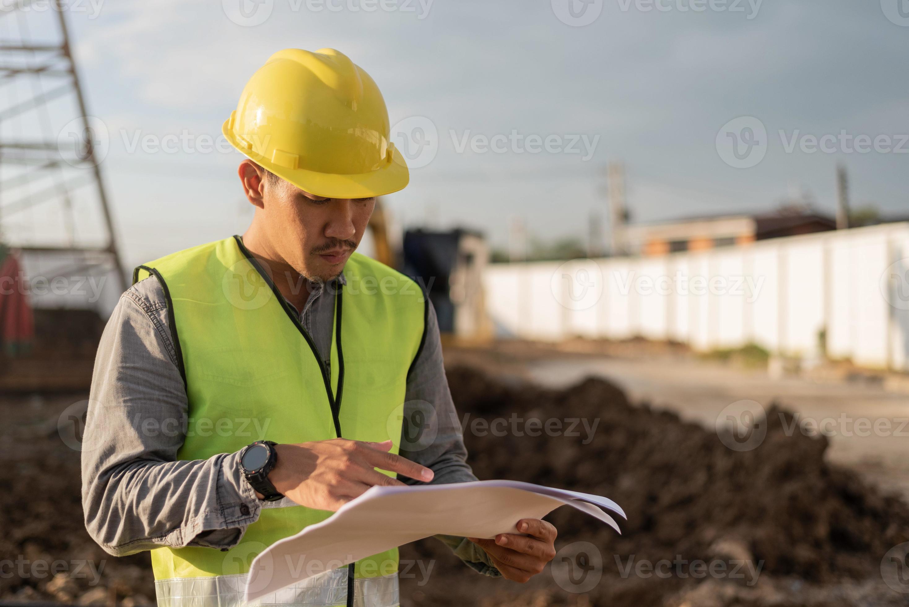 hombre ingeniero trabajando en el sitio de construcción. hombre joven ... hombre ingeniero trabajando en el sitio de construcción. hombre joven ...