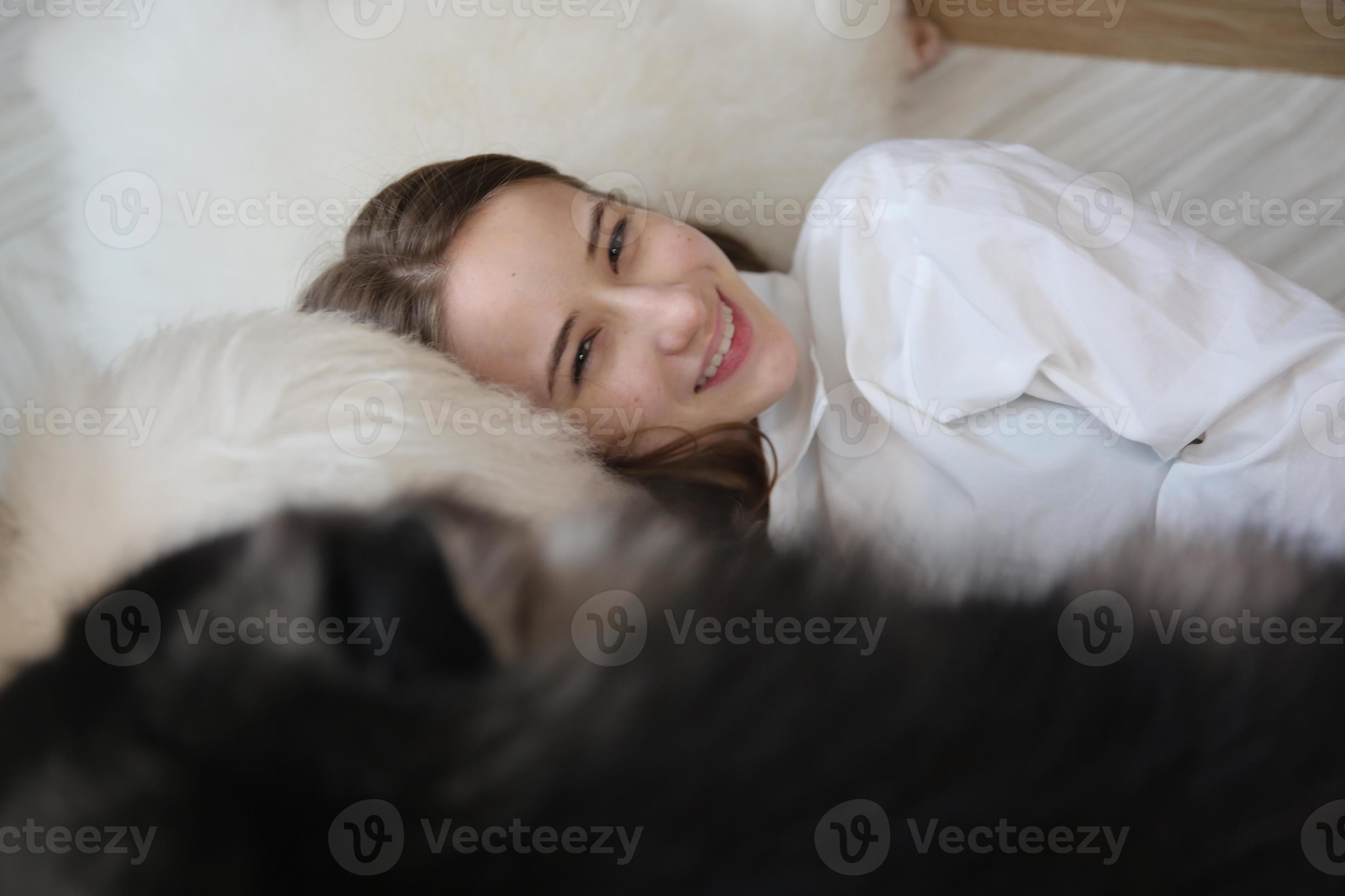 dueña de una mascota abrazándose con un cachorro de perro. feliz mujer humana y lindo perro ...