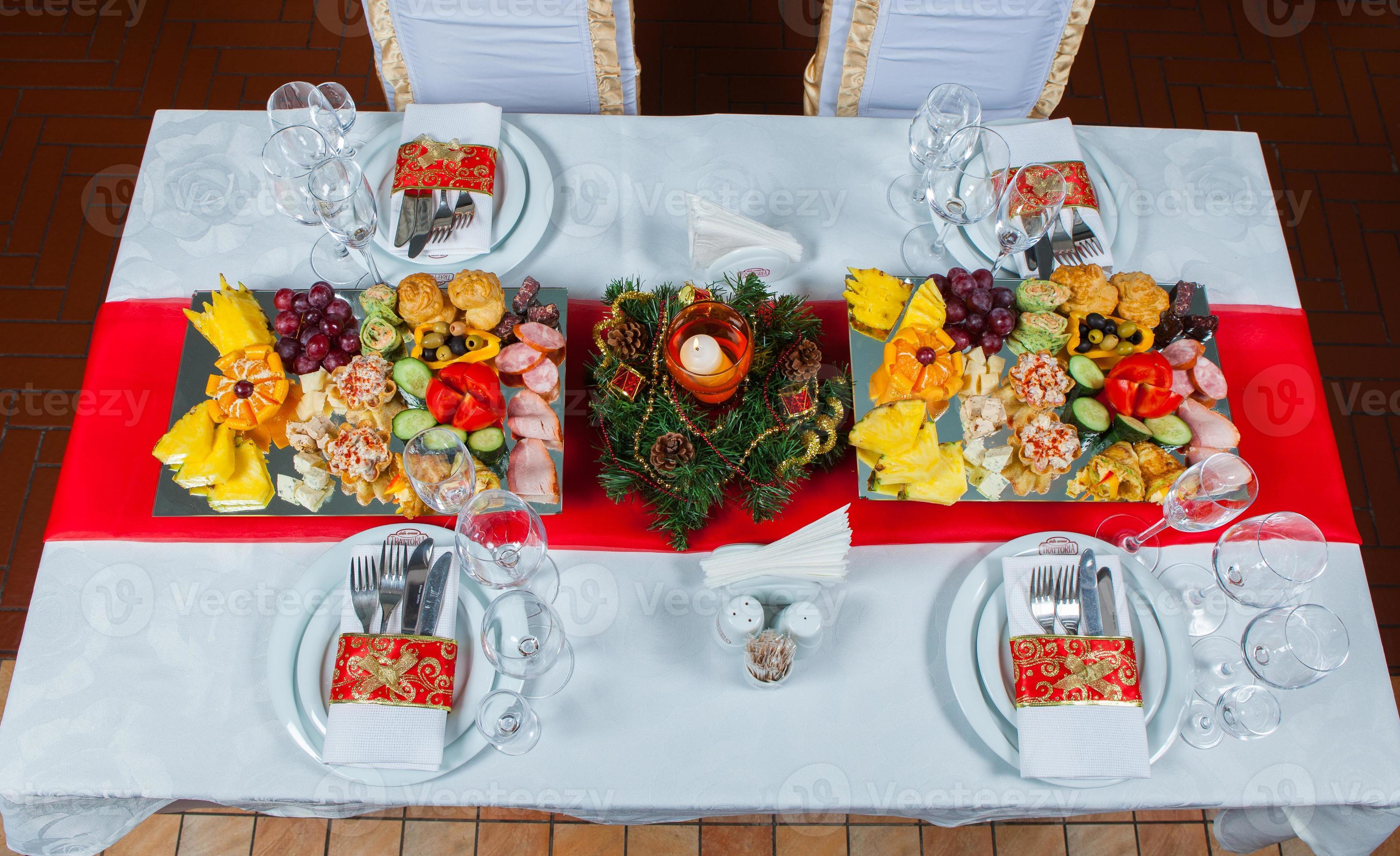 hermosa mesa festiva servida para la cena de celebración de bodas en ... hermosa mesa festiva servida para la cena de celebración de bodas en ...