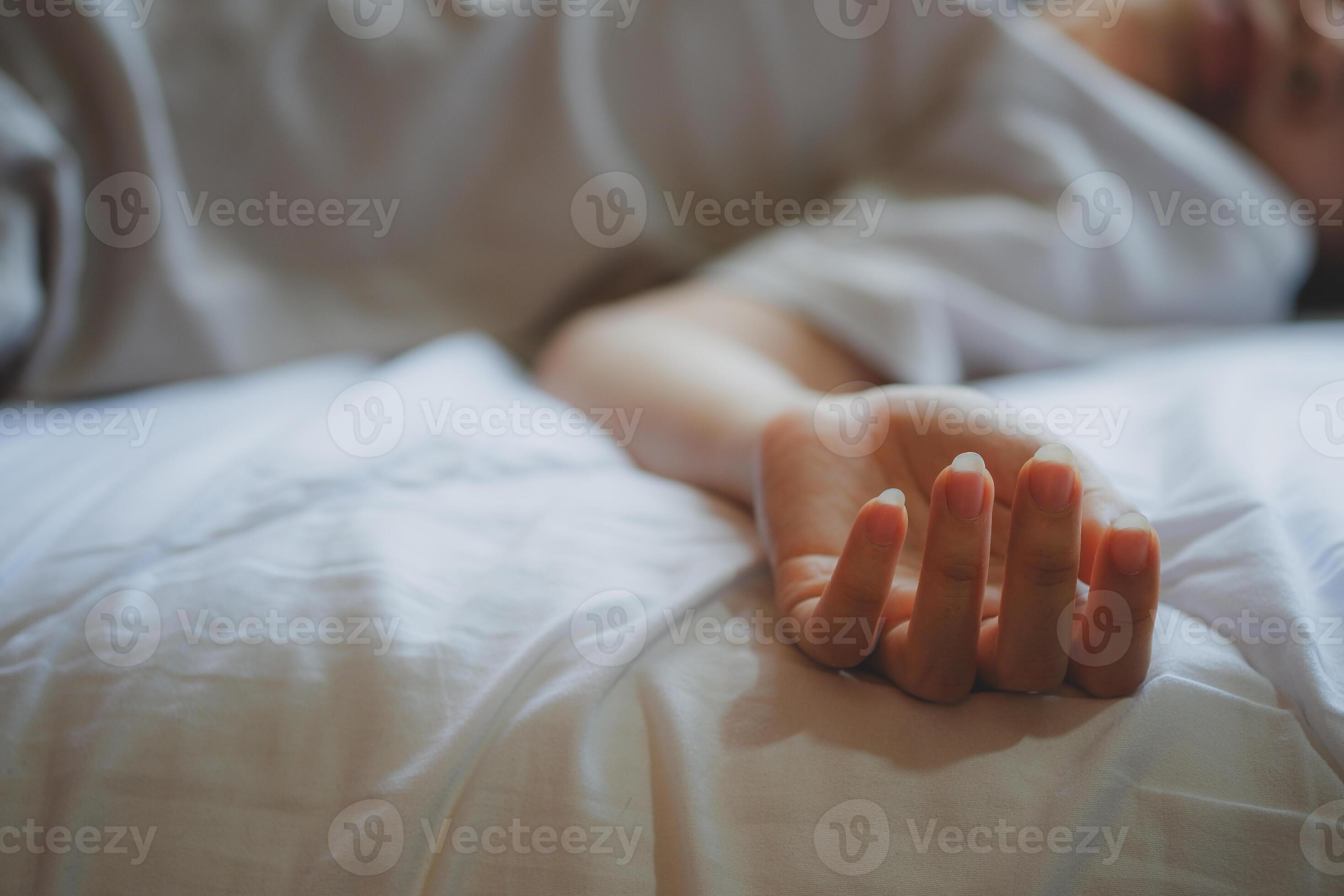 mujer suicidándose en la cama, concéntrese en la mano del cadáver. el ... mujer suicidándose en la cama, concéntrese en la mano del cadáver. el ...