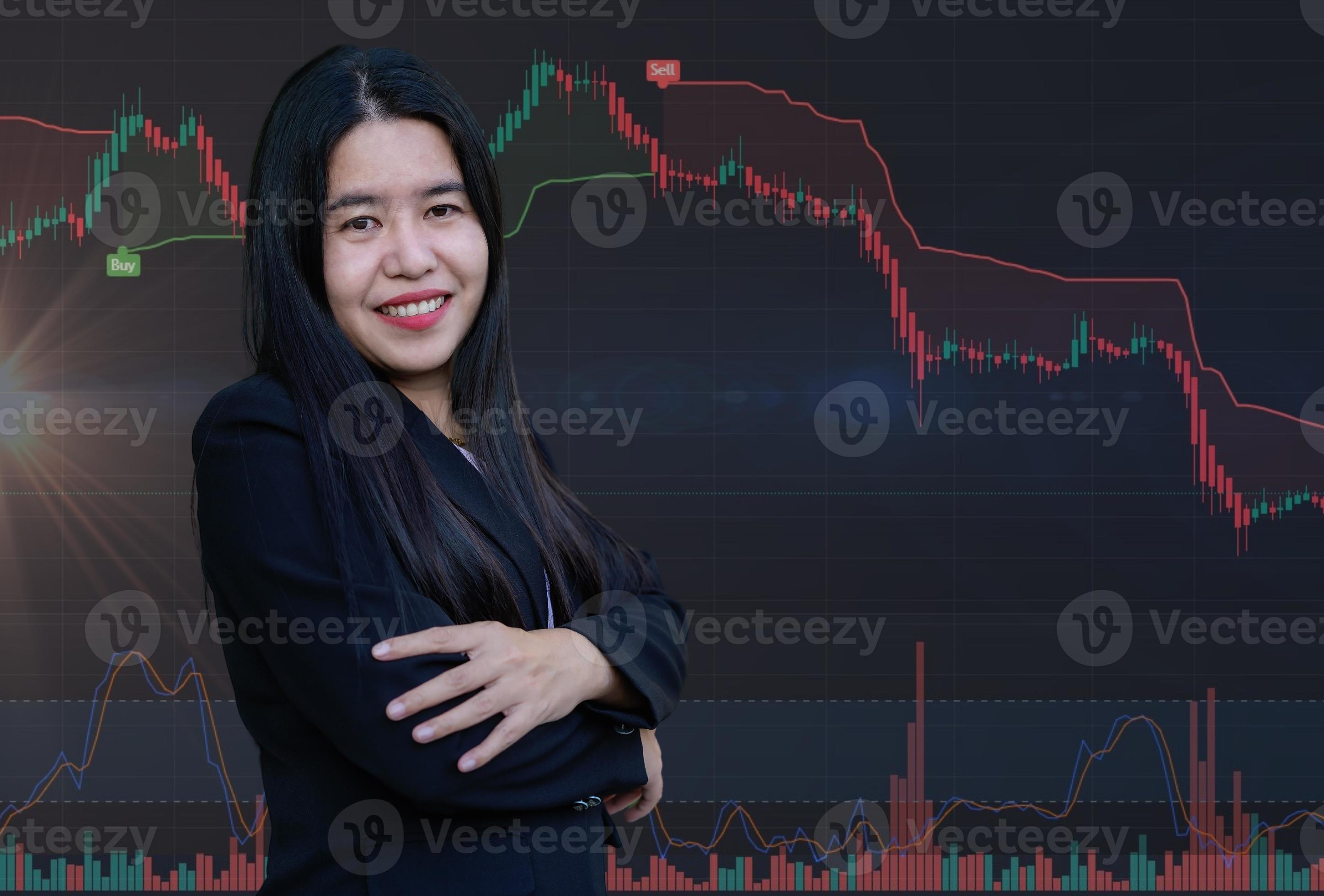 mujer de negocios segura de sí misma con traje negro sonriendo con el comercio contra el mercado ...