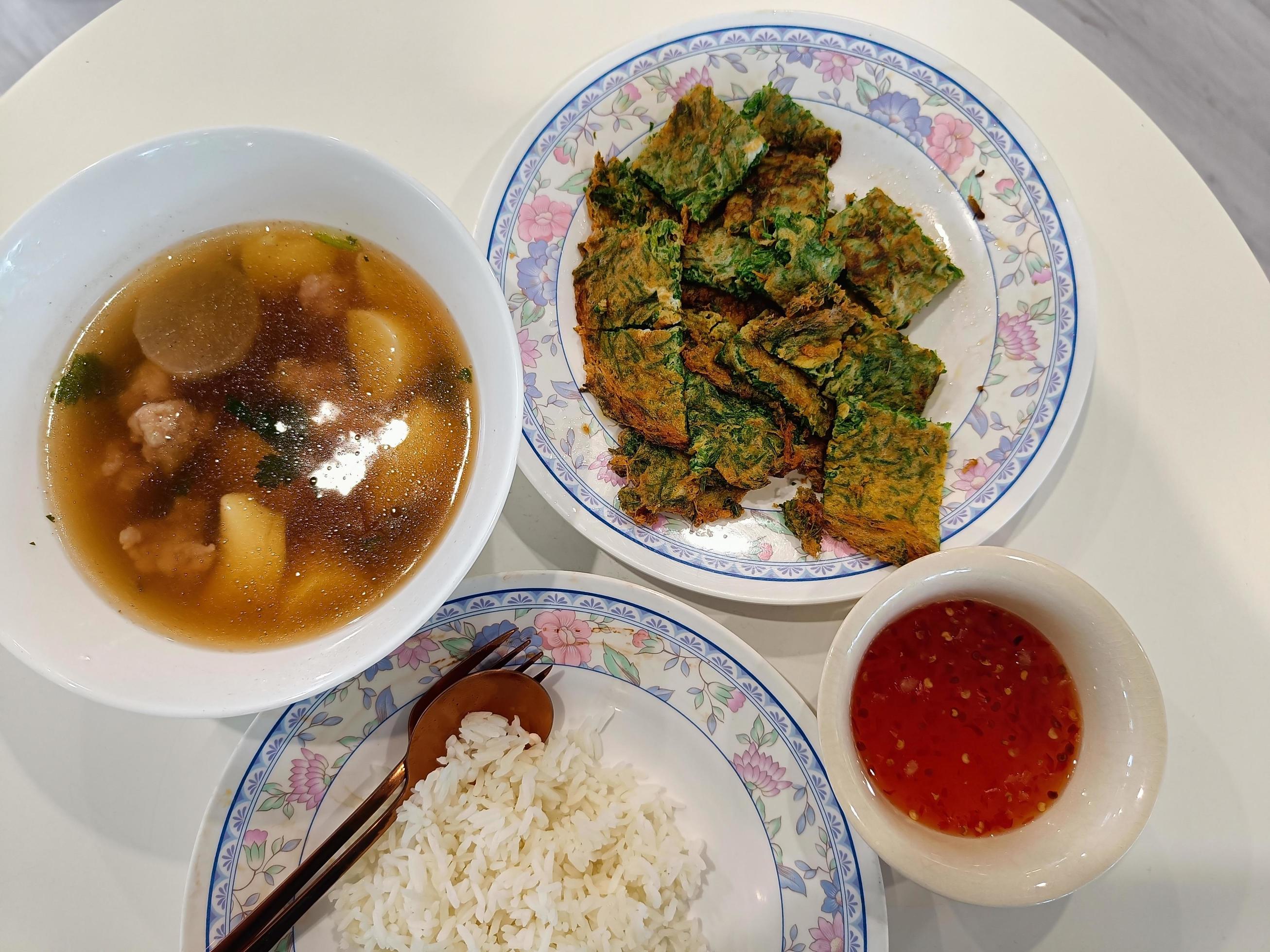 vista superior. menú de comida tailandesa. kai jeow cha om, tortilla ...