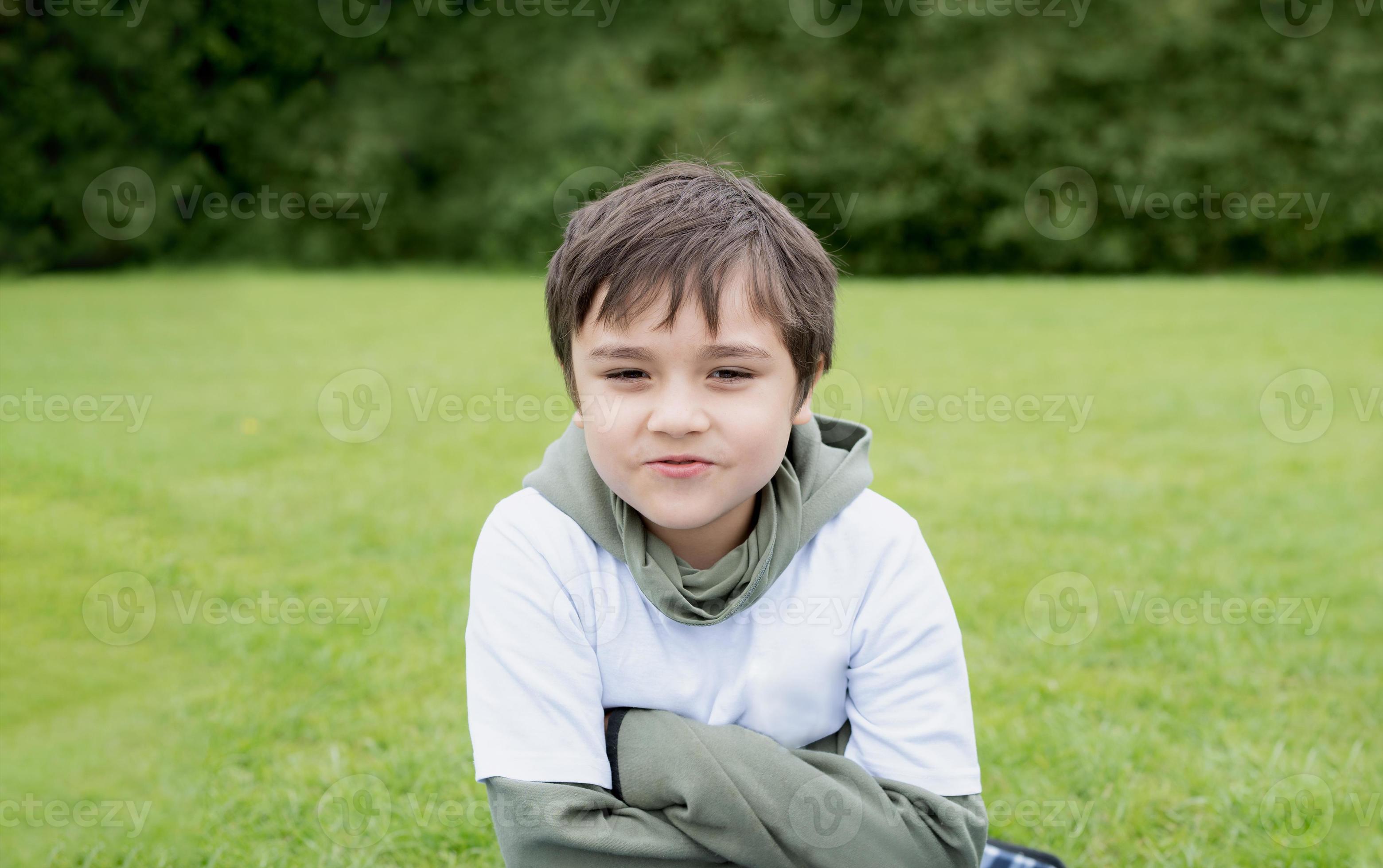 retrato al aire libre apuesto joven haciendo cara graciosa o sonriente, niño sano con una cara ...