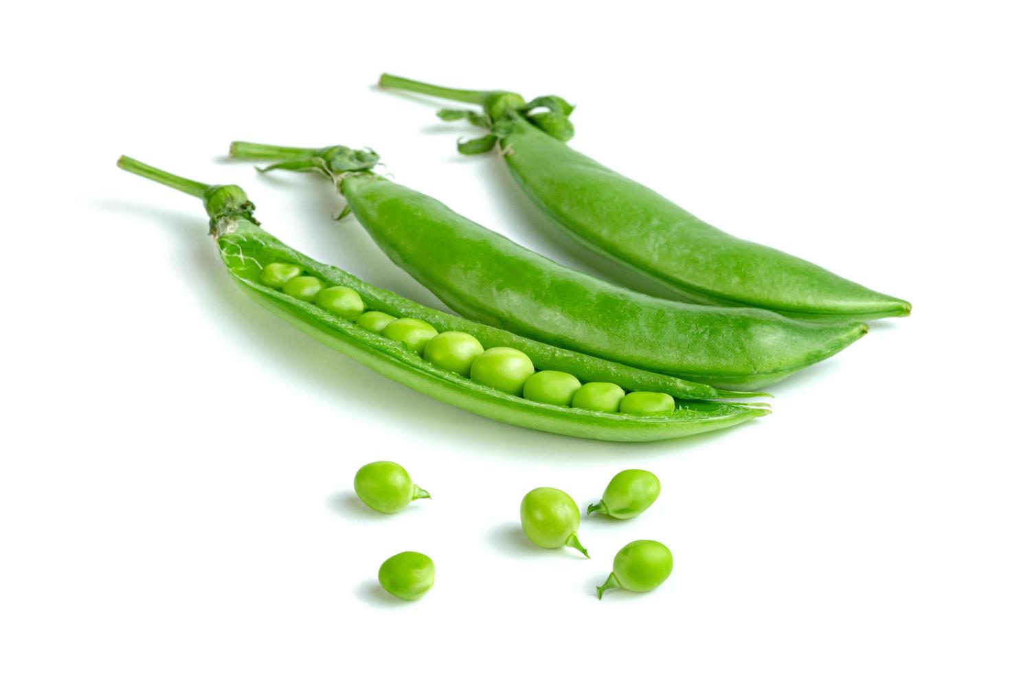 Green peas isolated on white background 10123379 Stock Photo at Vecteezy