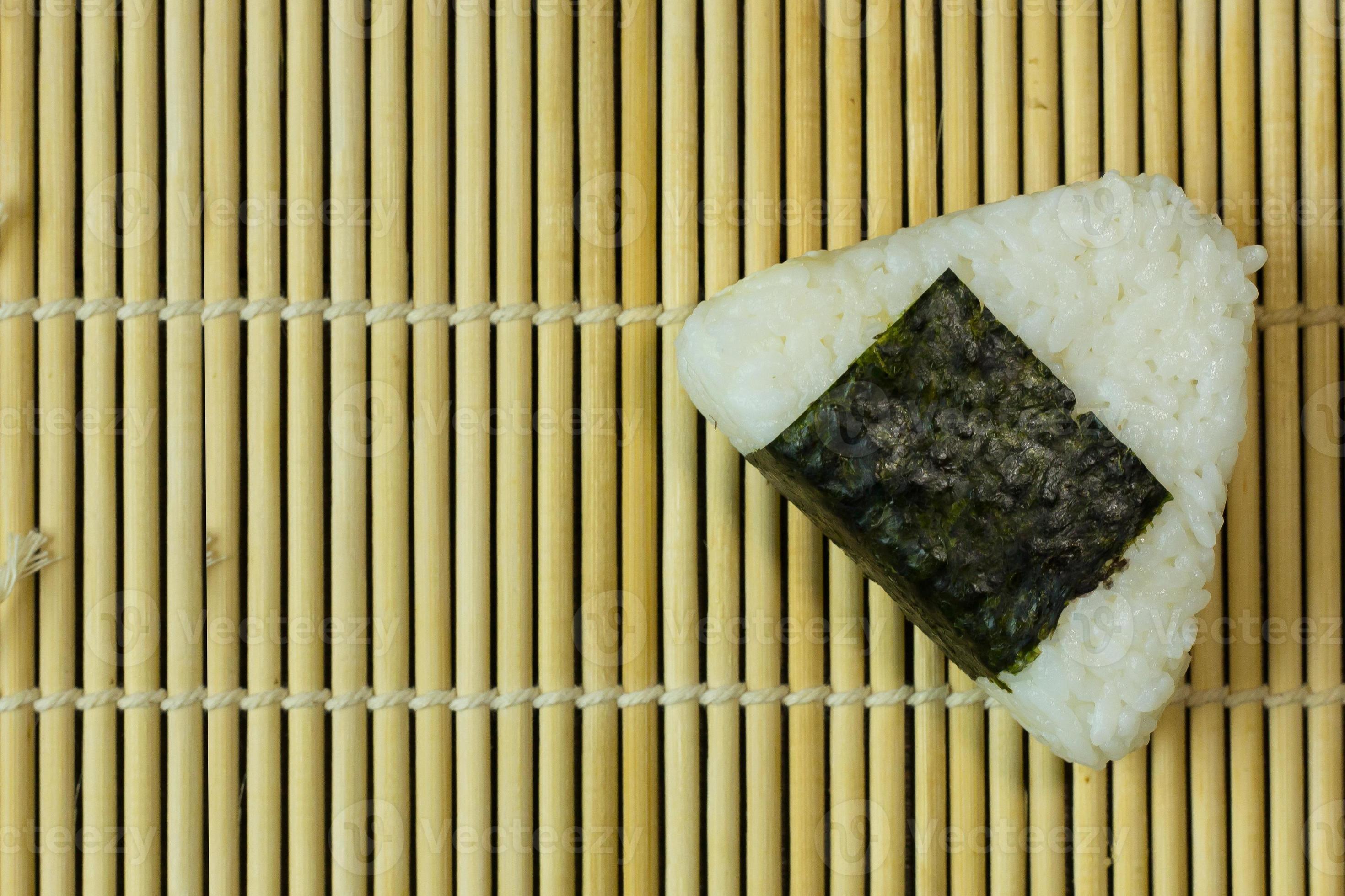 la comida japonesa onigiri arroz blanco formado en formas triangulares o cilíndricas y, a menudo ...