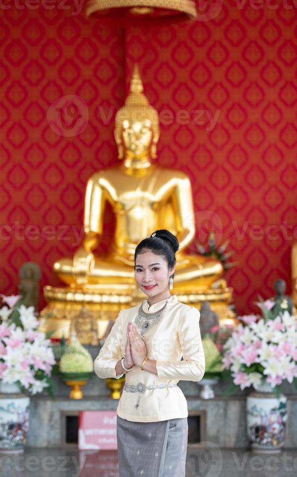 A woman wearing Thai clothes honoring the Sawasdee symbol. 10377186 Stock Photo at Vecteezy