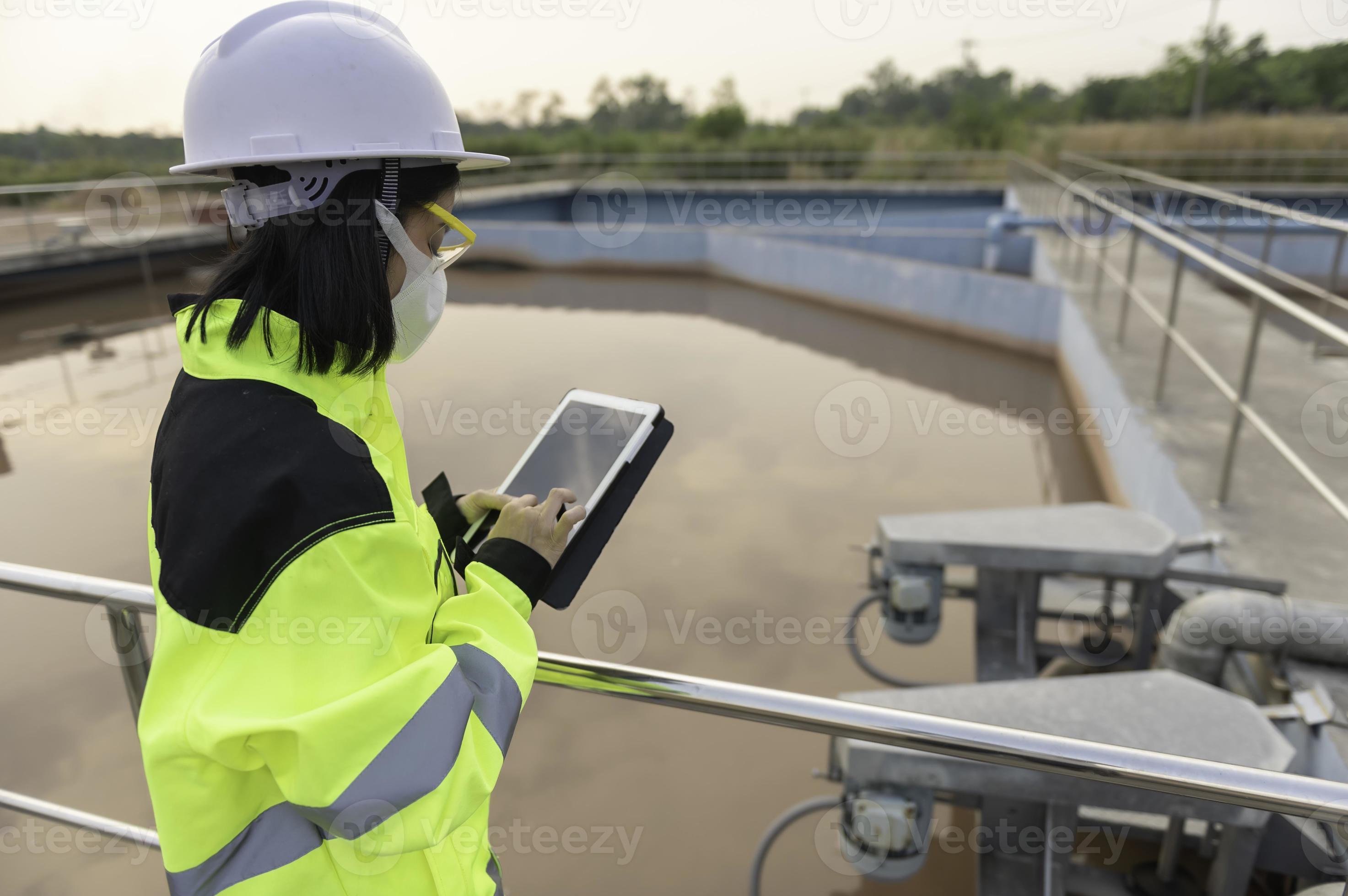 Ingenieros Ambientales Trabajan En Plantas De Tratamiento De Aguas