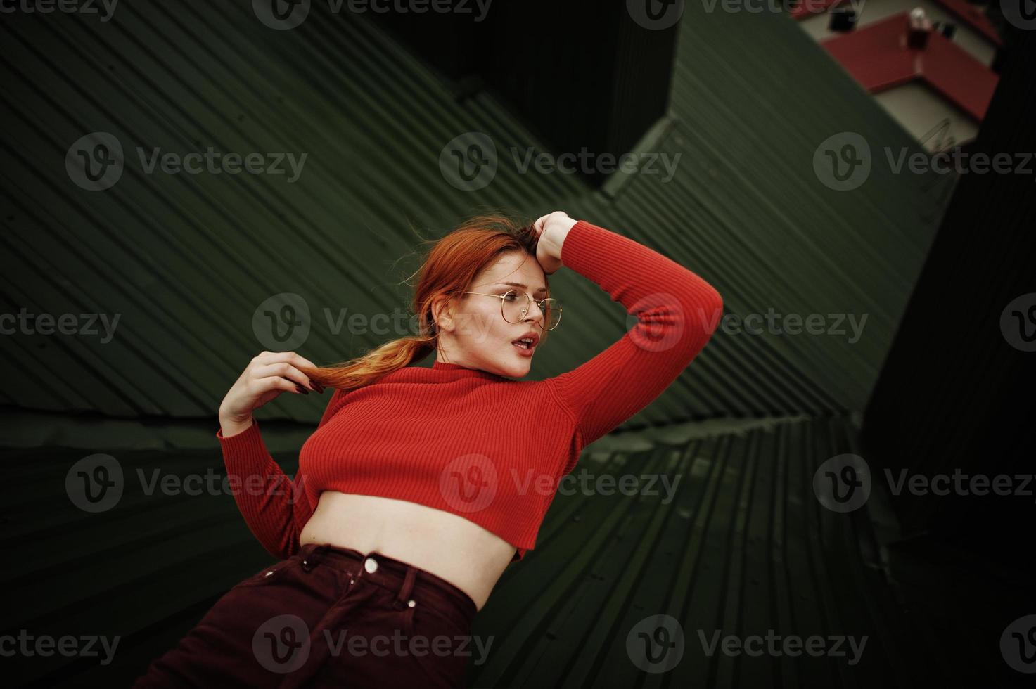 Retrato De Moda De Chica Sexy Pelirroja En El Techo Modelo Atractiva Mujer De Seducción