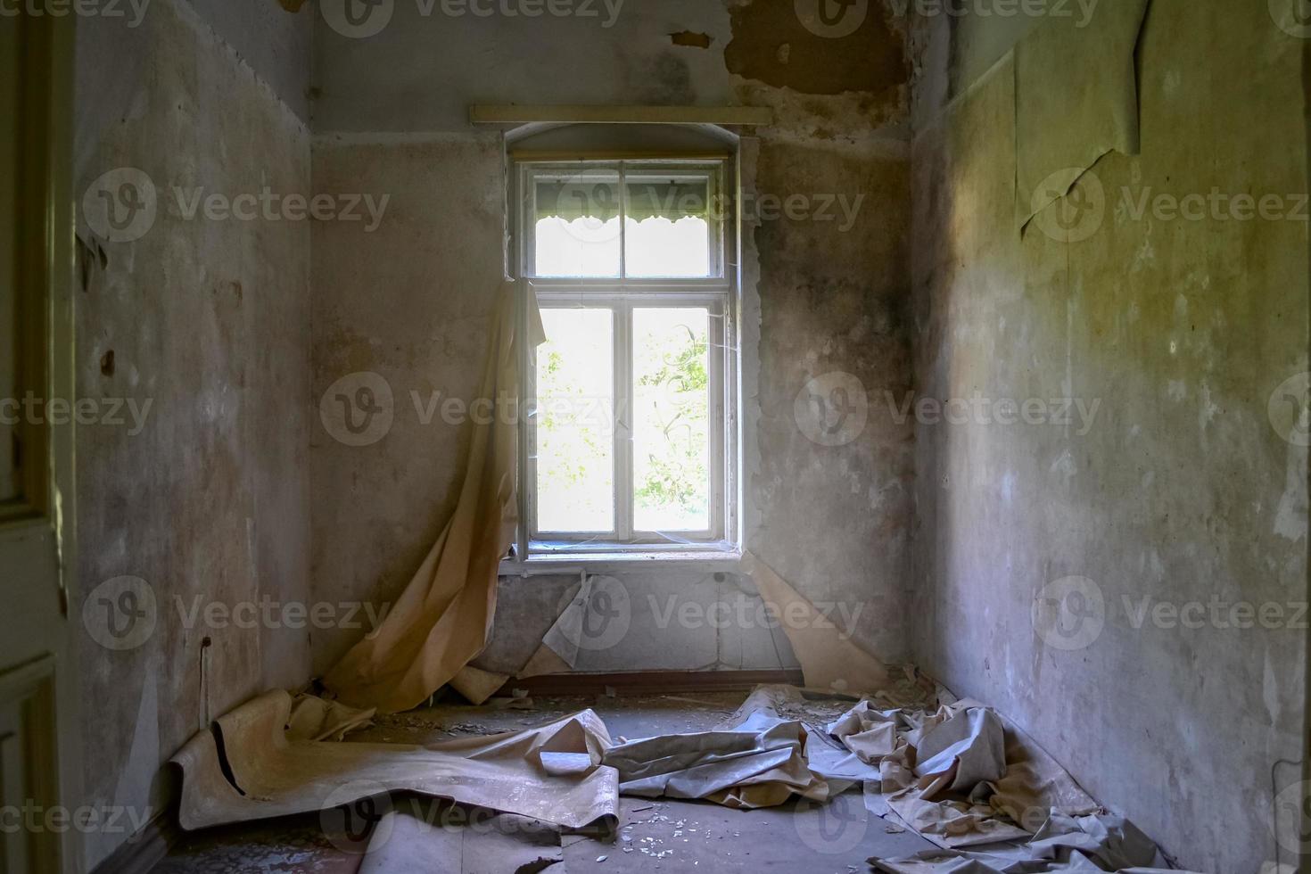 abandoned old house with sunlight 10513427 Stock Photo at Vecteezy