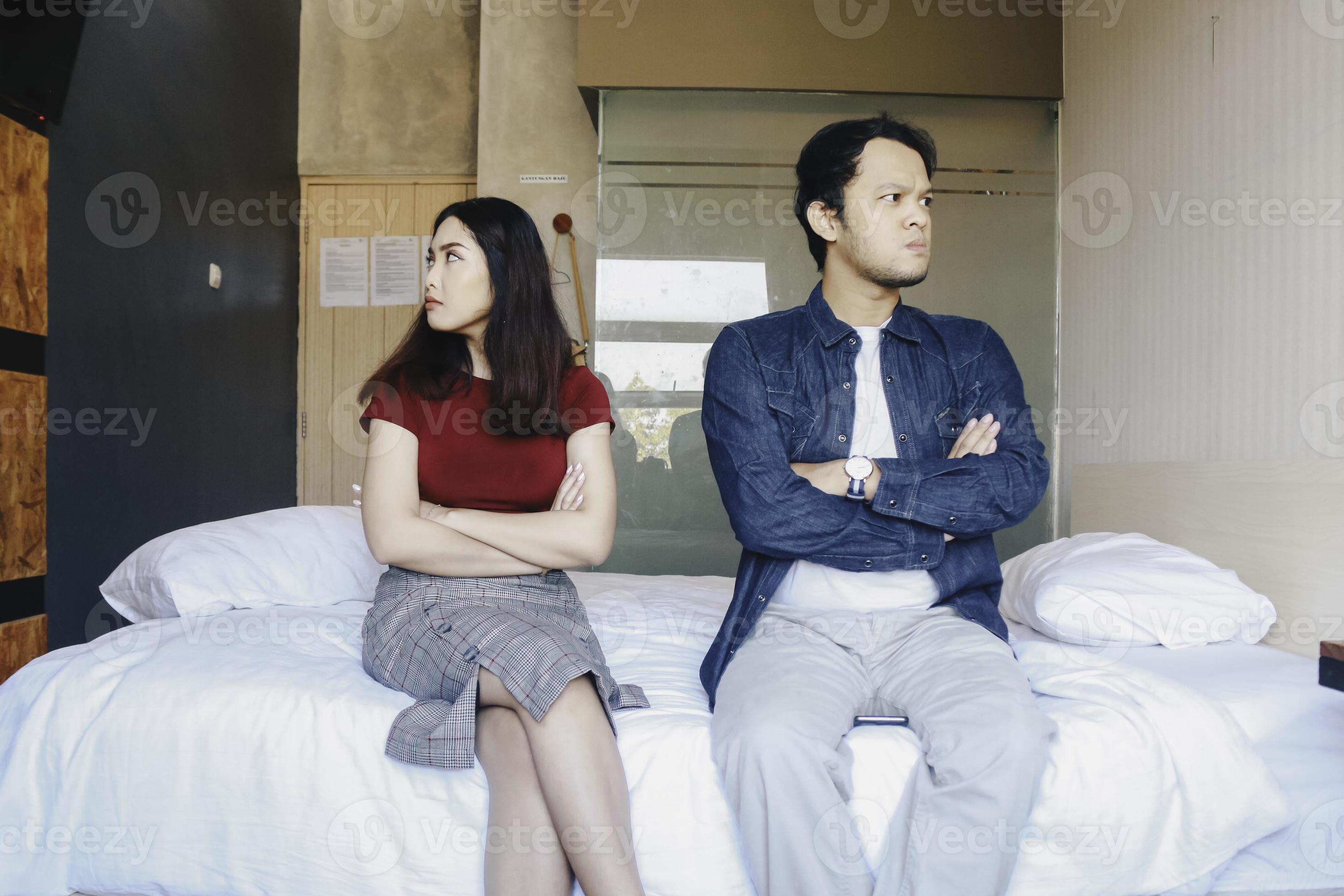 Portrait of Asian husband and wife are arguing at home. 10574844 Stock ...
