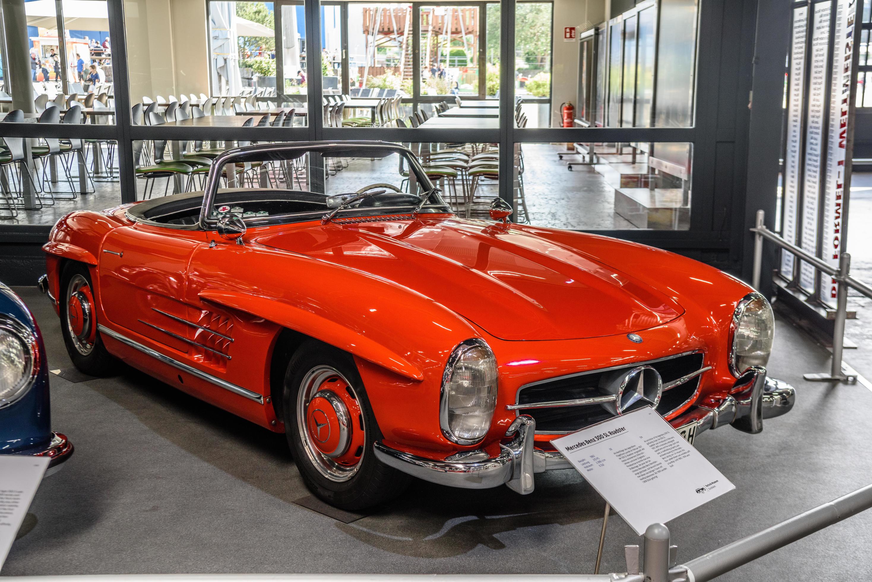 SINSHEIM, GERMANY - MAI 2022 red Mercedes Benz 300 SL roadster cabrio 1962 10644433 Stock Photo ...